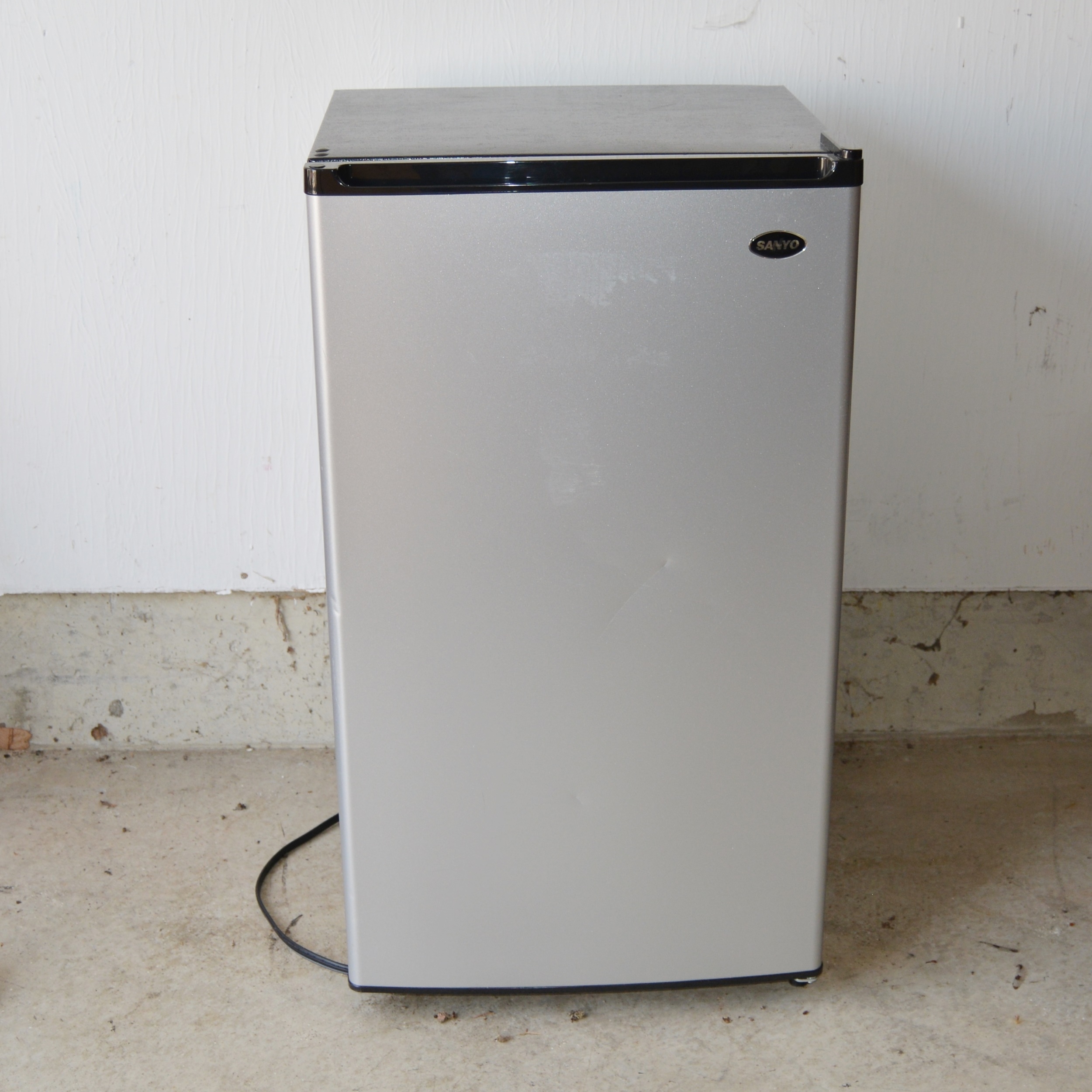 Sanyo Mini Refrigerator Model SR-3720 | EBTH