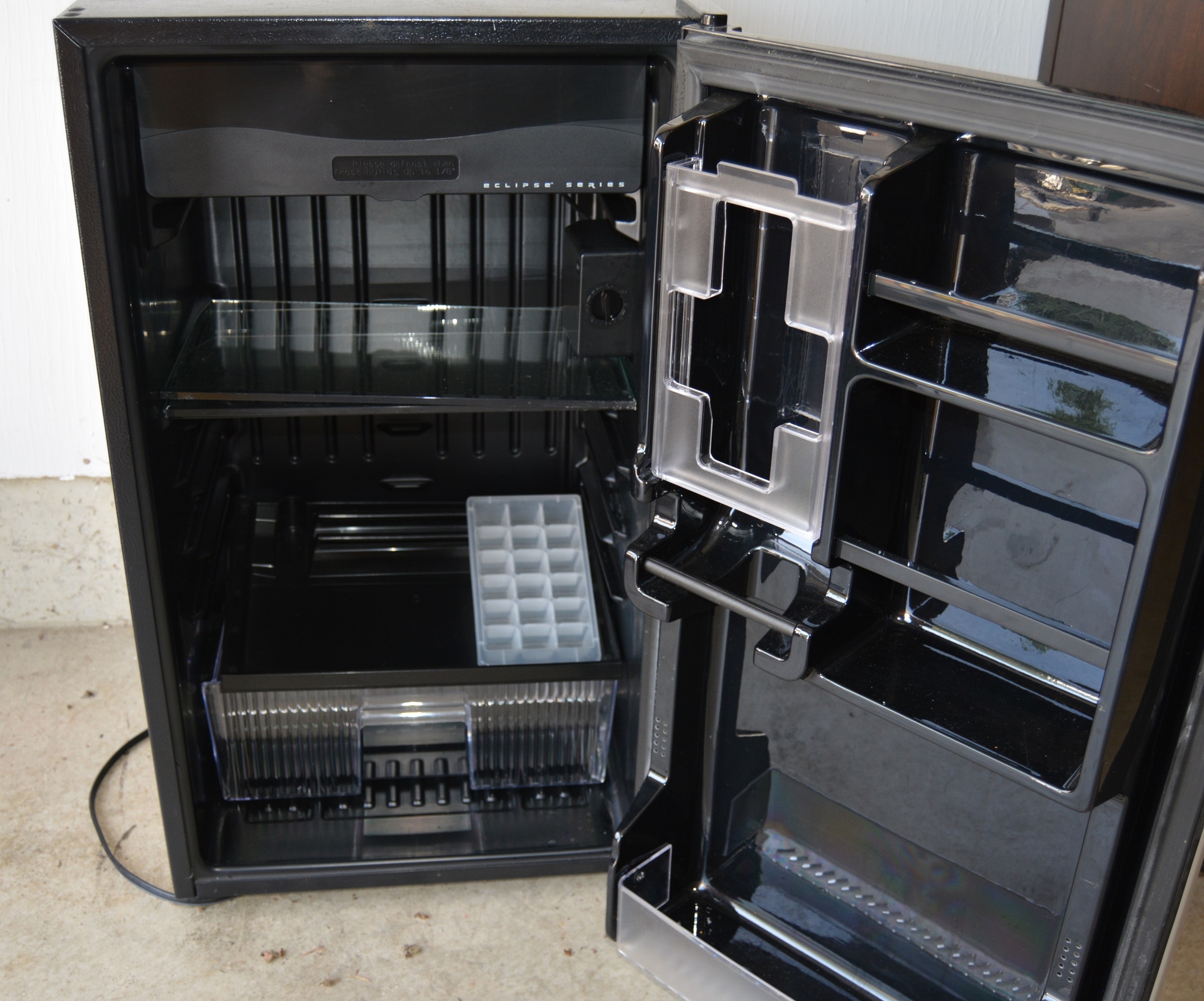 Sanyo Mini Refrigerator Model SR-3720 | EBTH