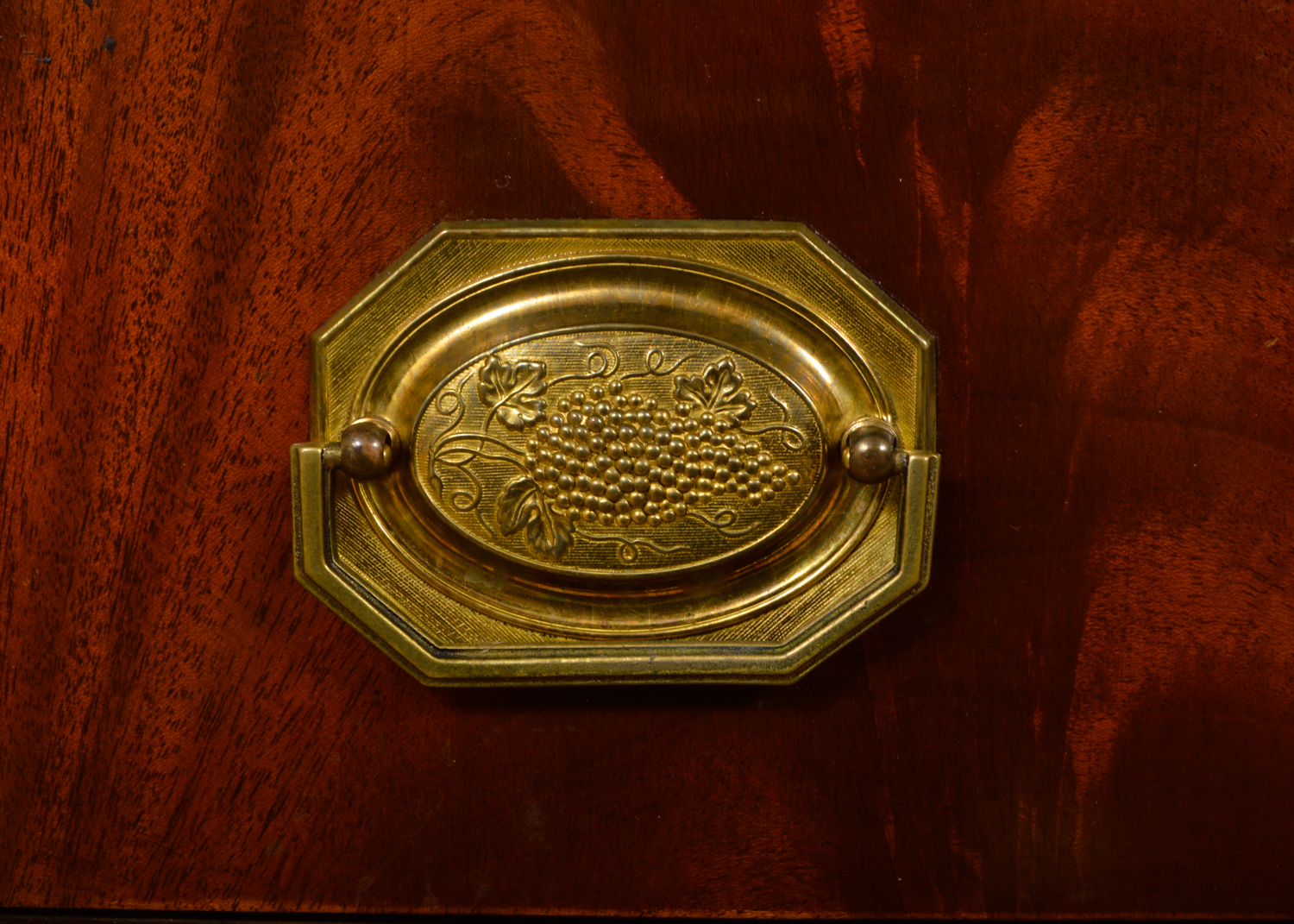 Vintage Federal Style Mahogany Breakfront Buffet | EBTH