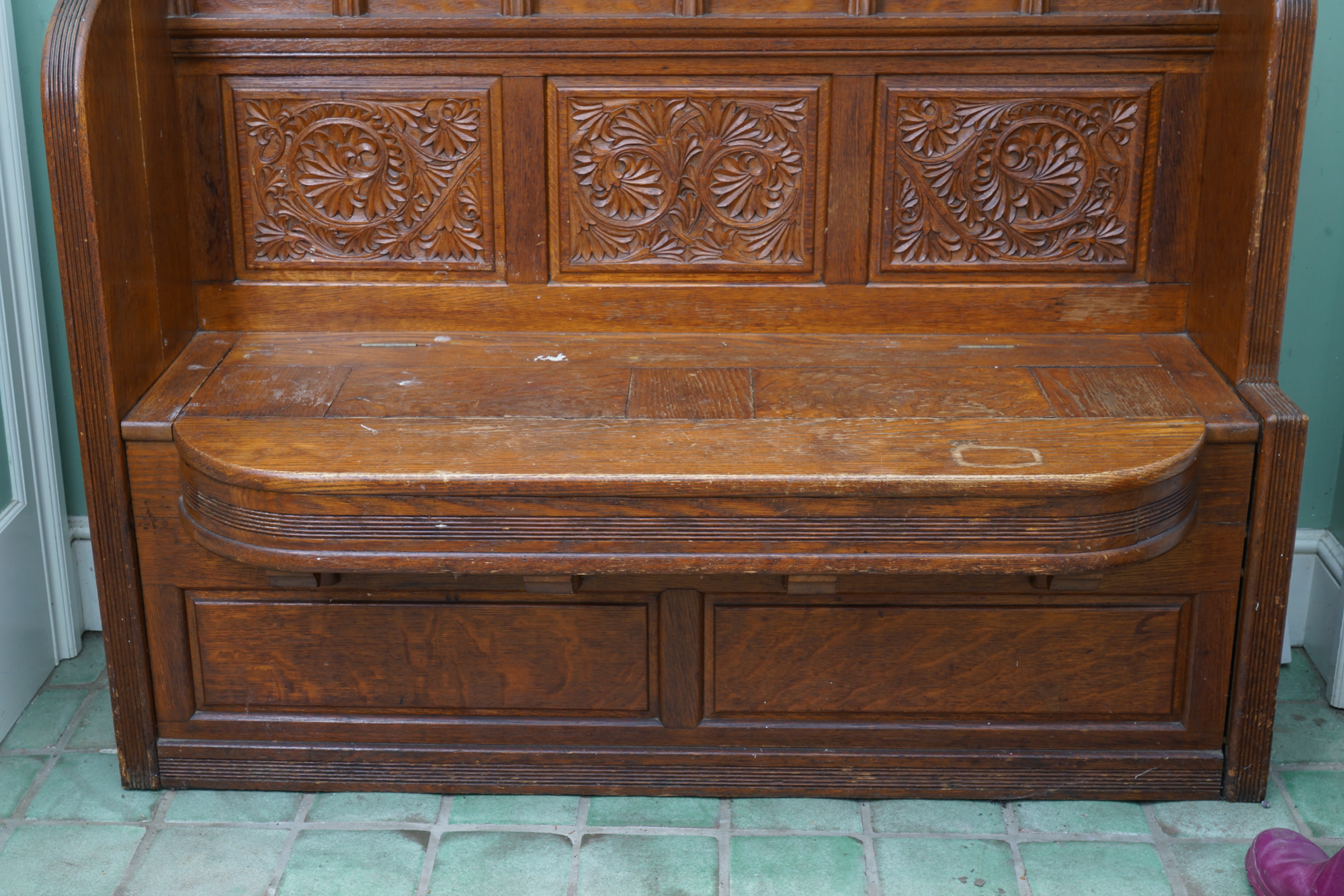 Antique Arts & Crafts Carved Oak Entryway Bench | EBTH