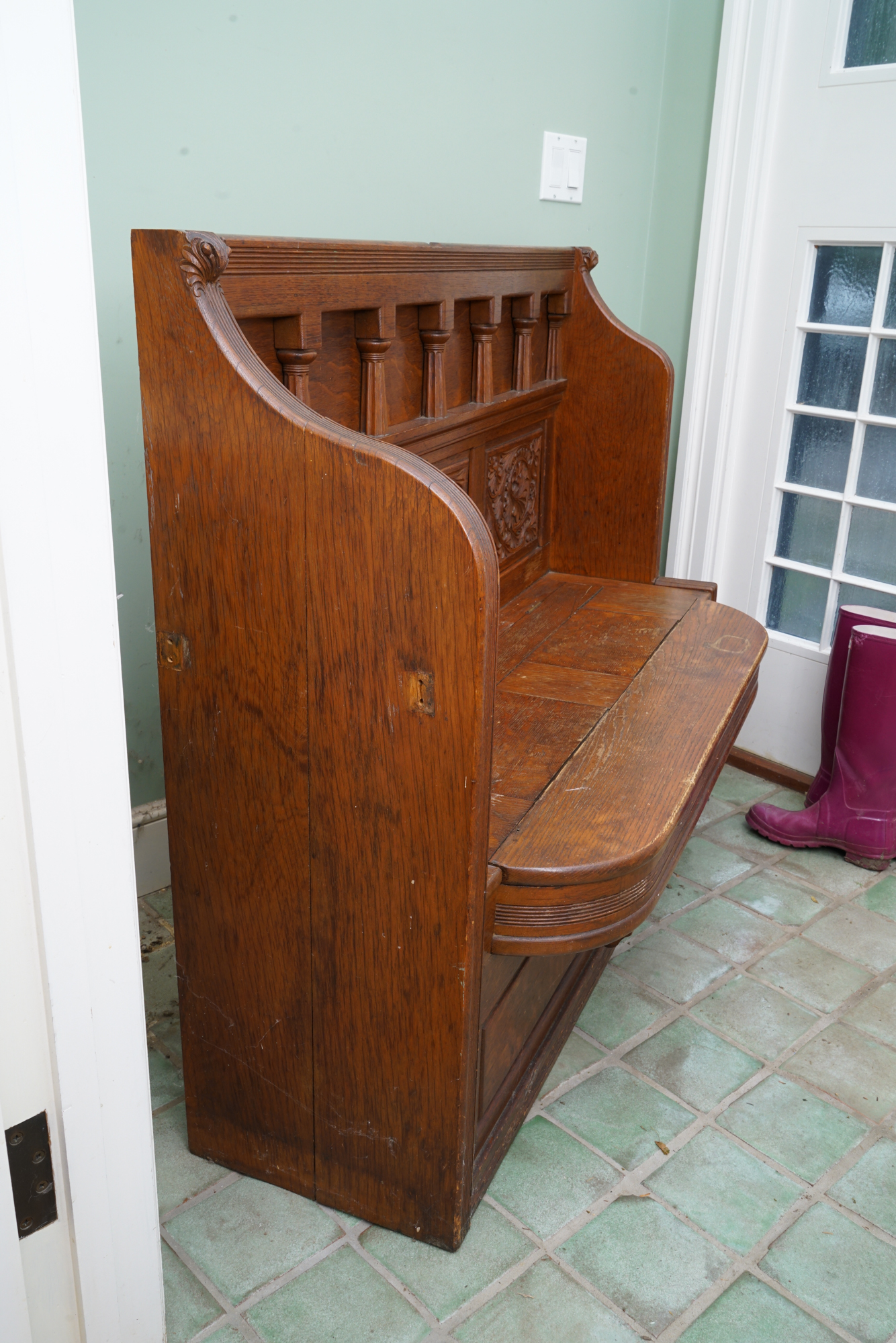 Antique Arts & Crafts Carved Oak Entryway Bench | EBTH