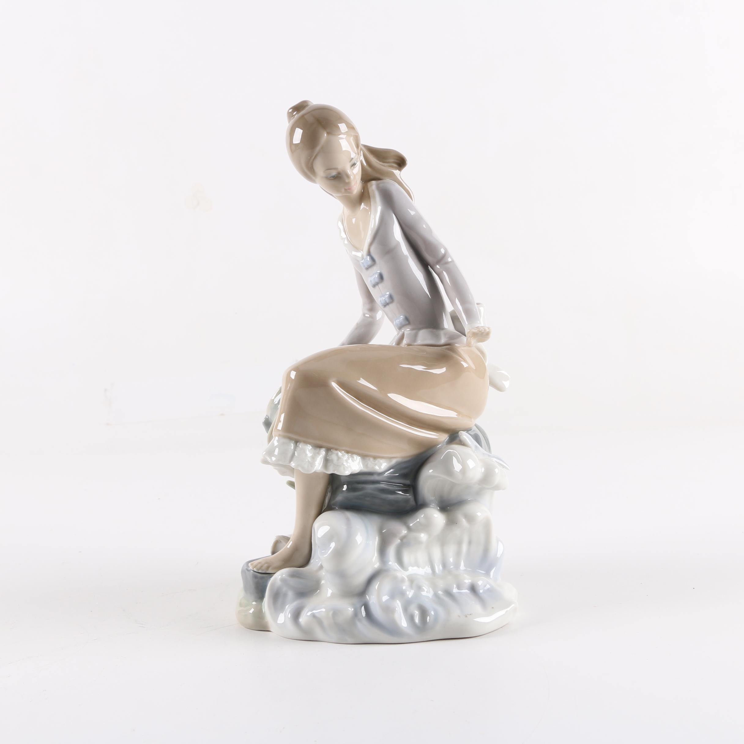 Lladró "Girl at the Seaside" Porcelain Figurine | EBTH