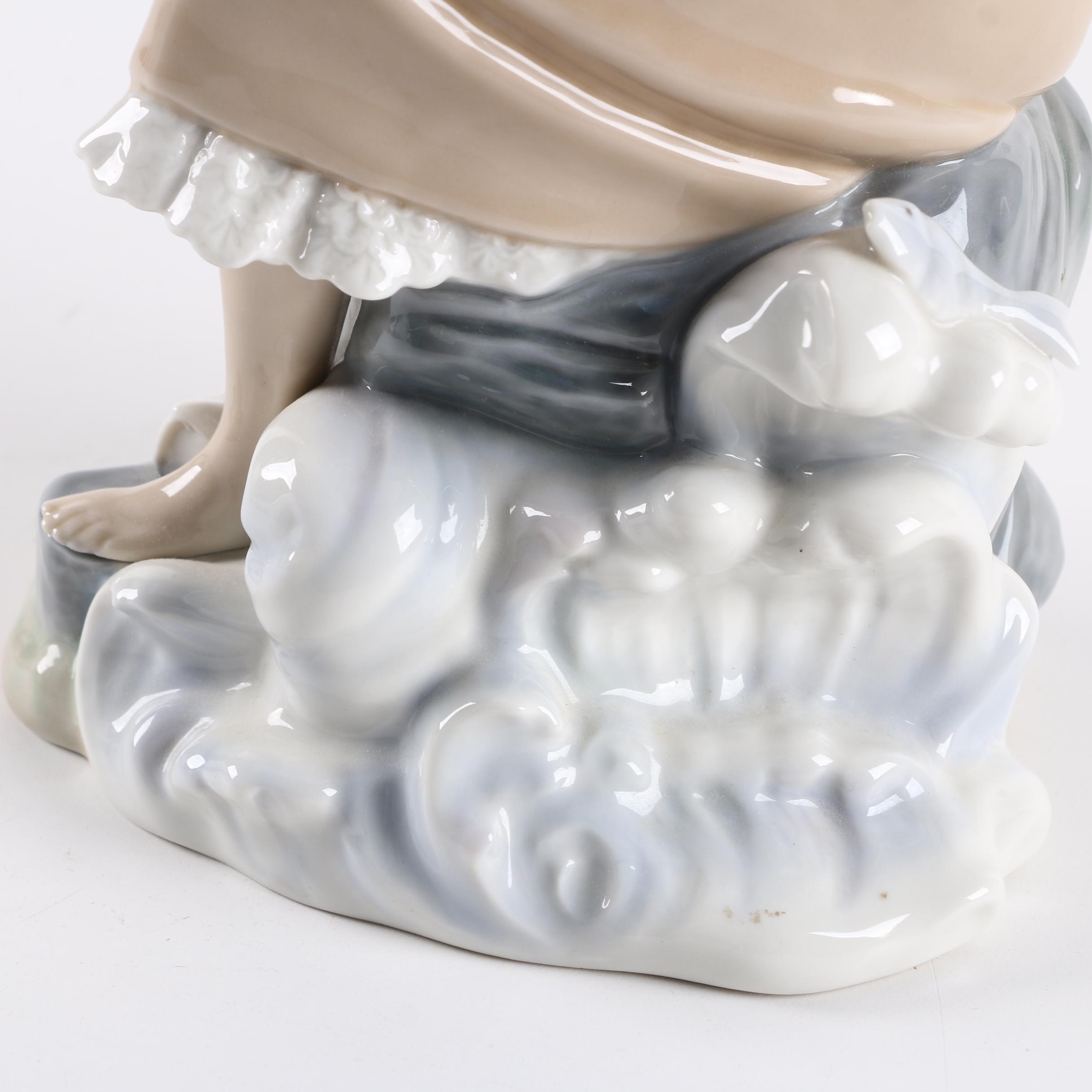 Lladró "Girl at the Seaside" Porcelain Figurine | EBTH