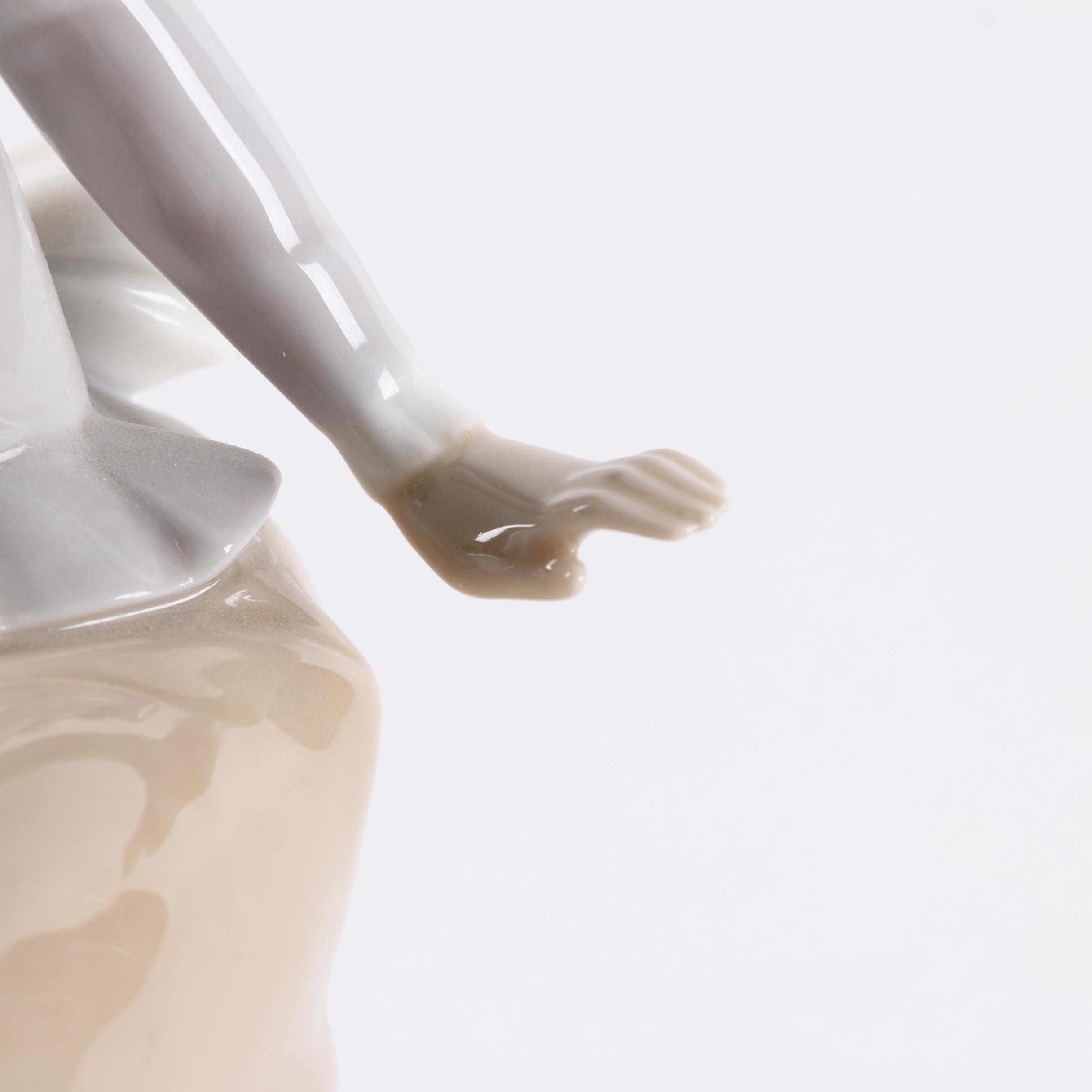 Lladró "Girl at the Seaside" Porcelain Figurine | EBTH