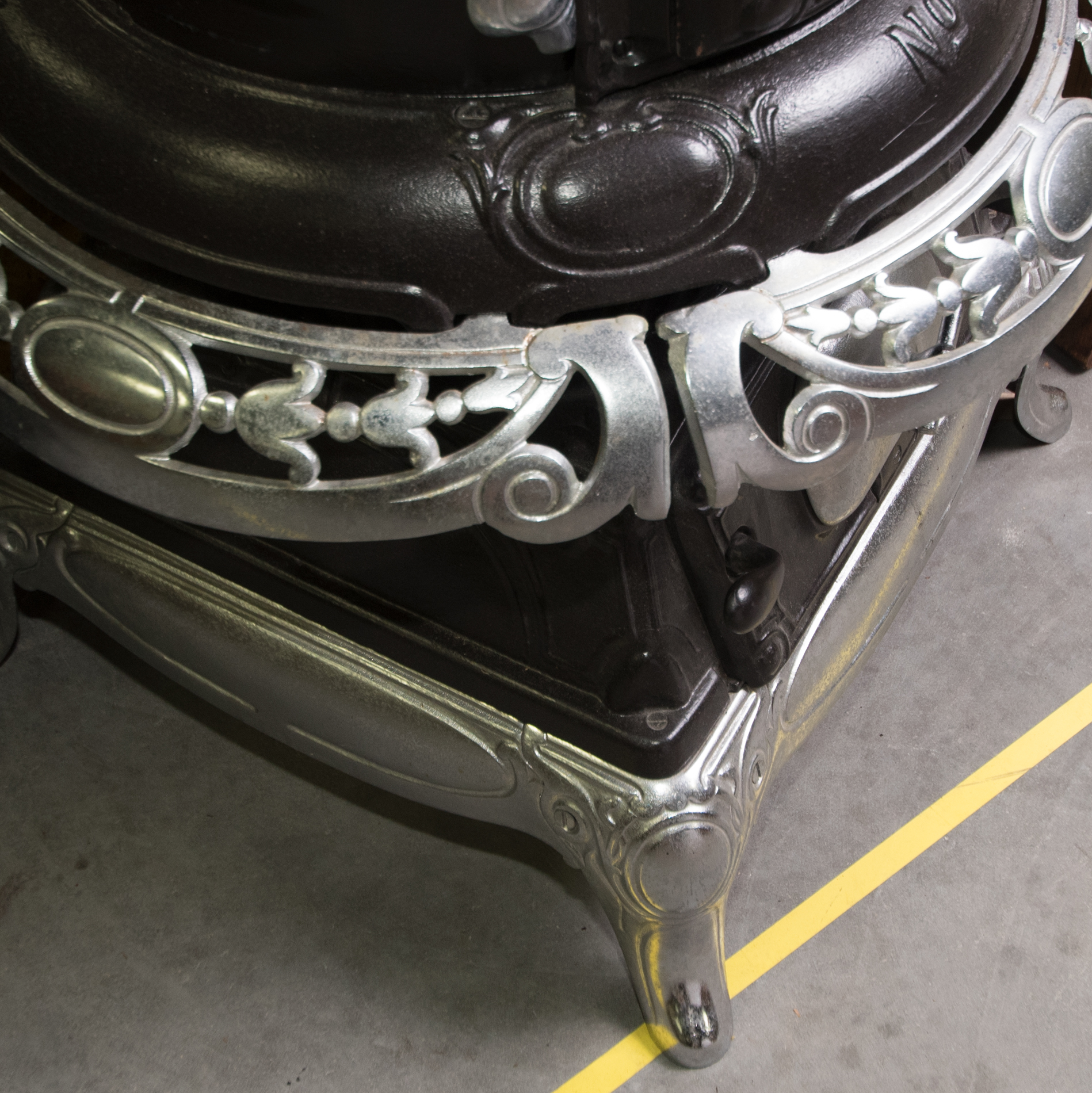 Foster's Maple No. 16 Cast Iron Stove | EBTH