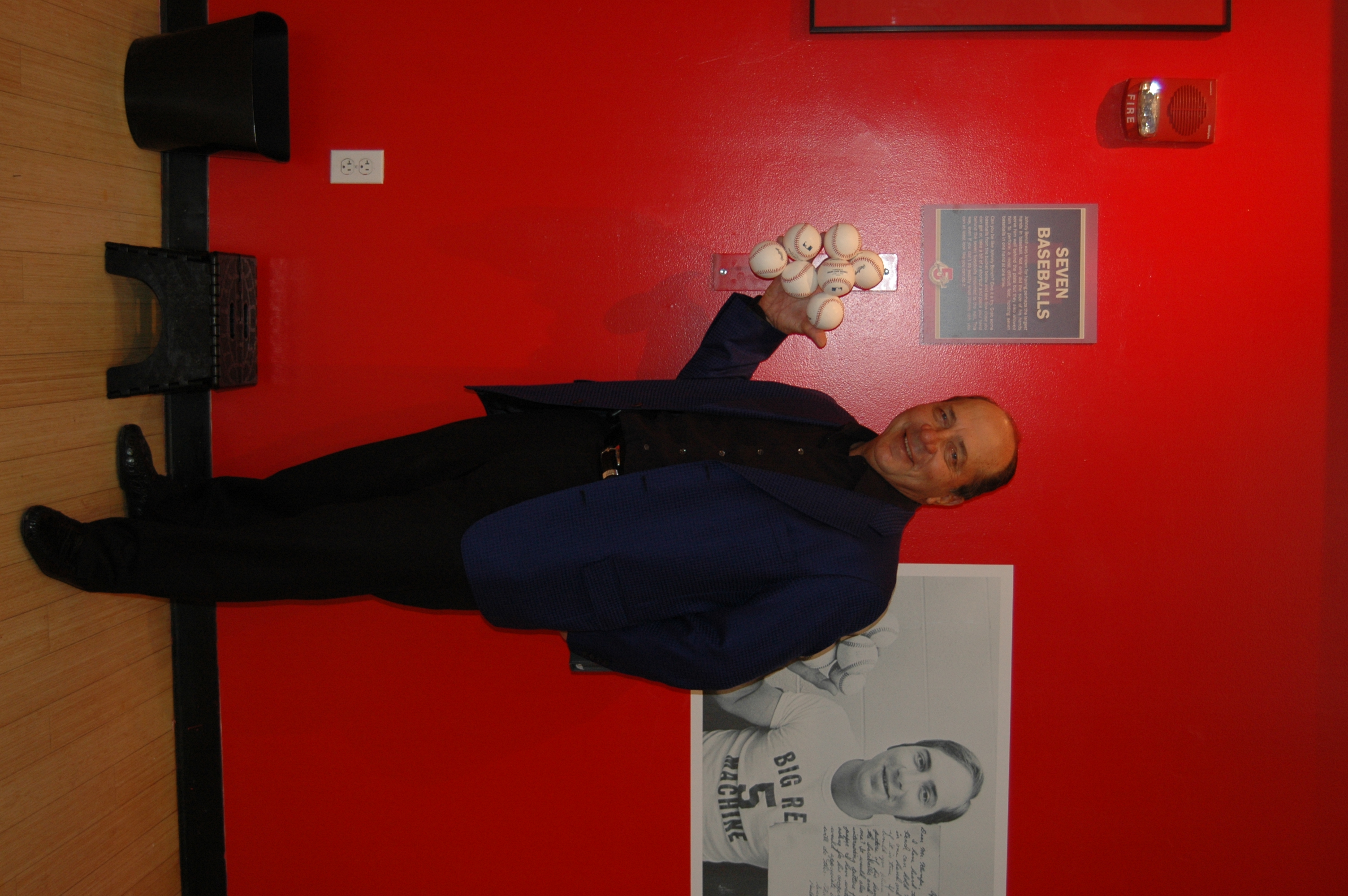 Johnny Bench Reds Hall of Fame "Holding 7 Baseballs" Display Exhibit ...