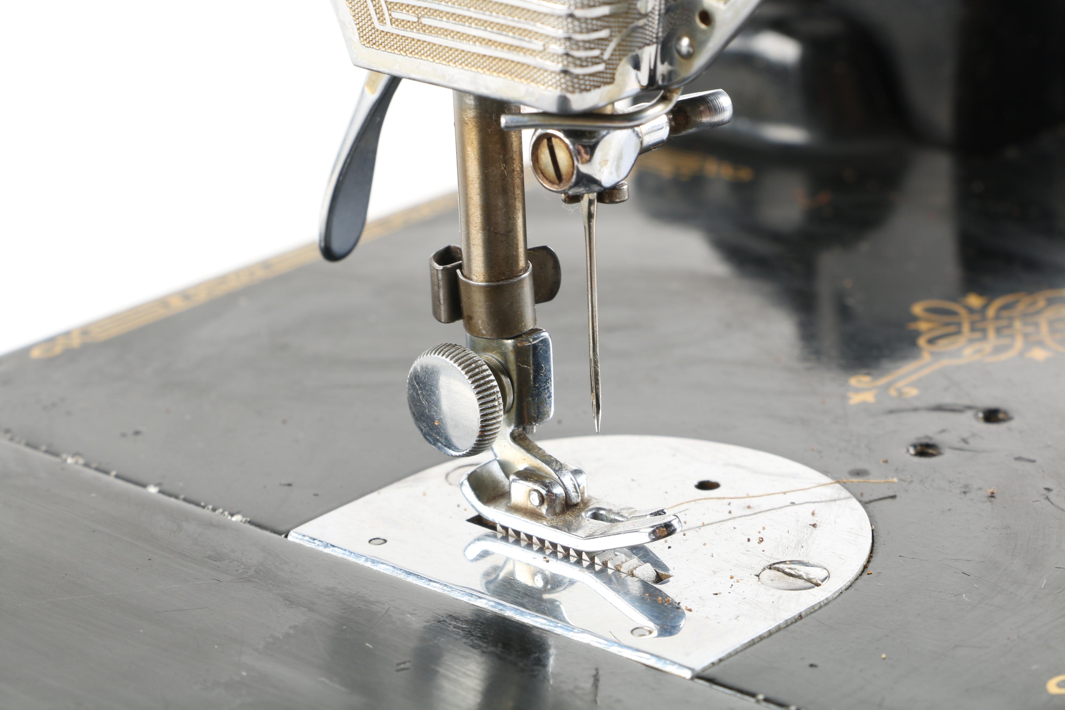 1939 Singer Featherweight Model 221-1 Sewing Machine | EBTH