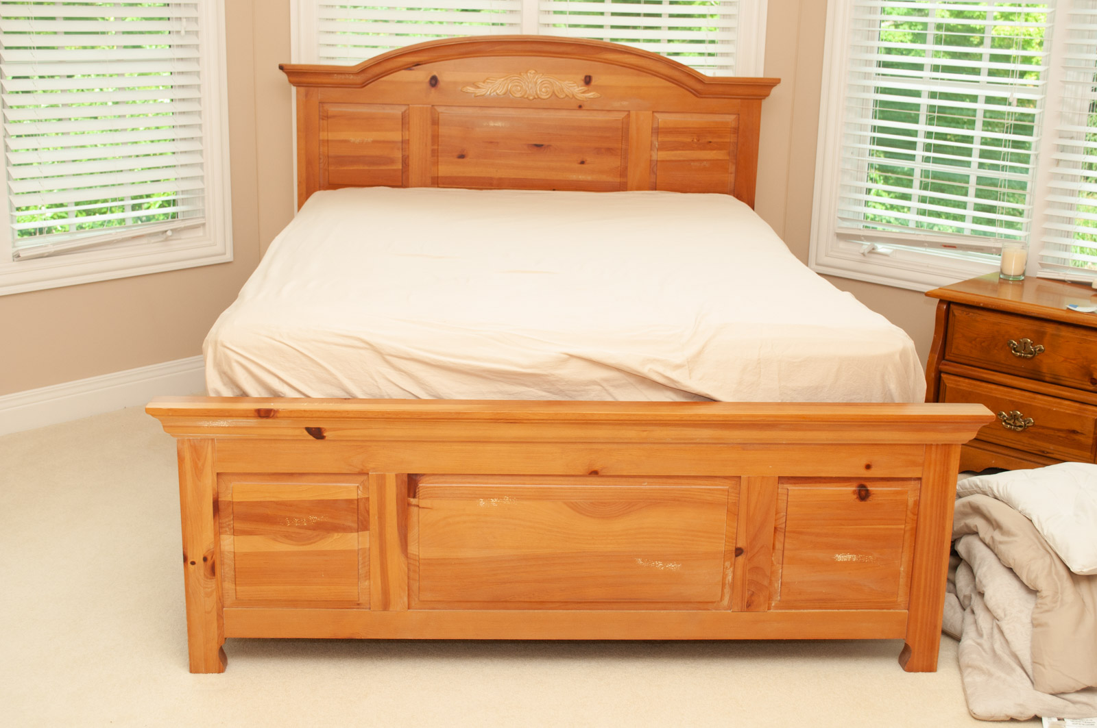 Country Style Pine Queen Broyhill Bed Frame, Late 20th Century | EBTH