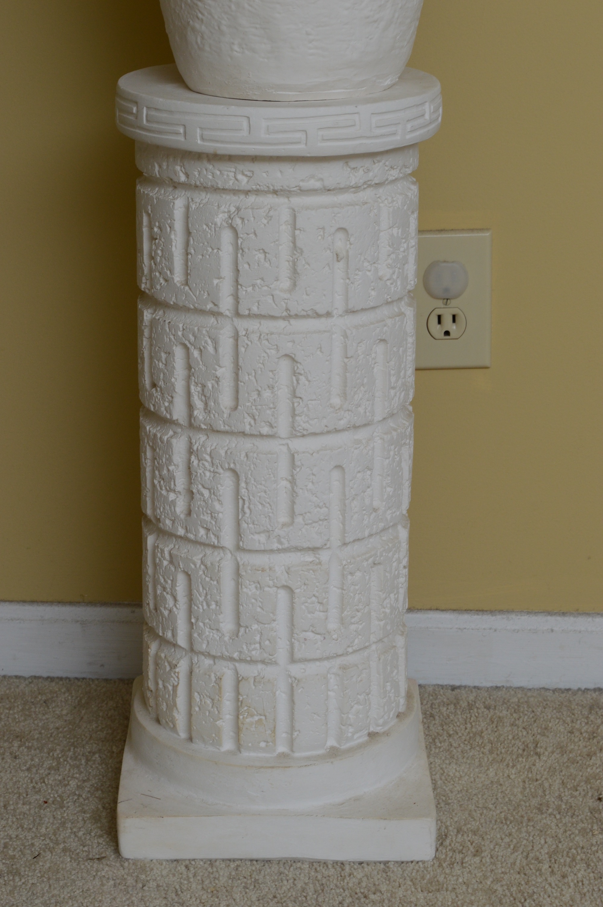 Plaster Pillar with Vase from Mexico | EBTH