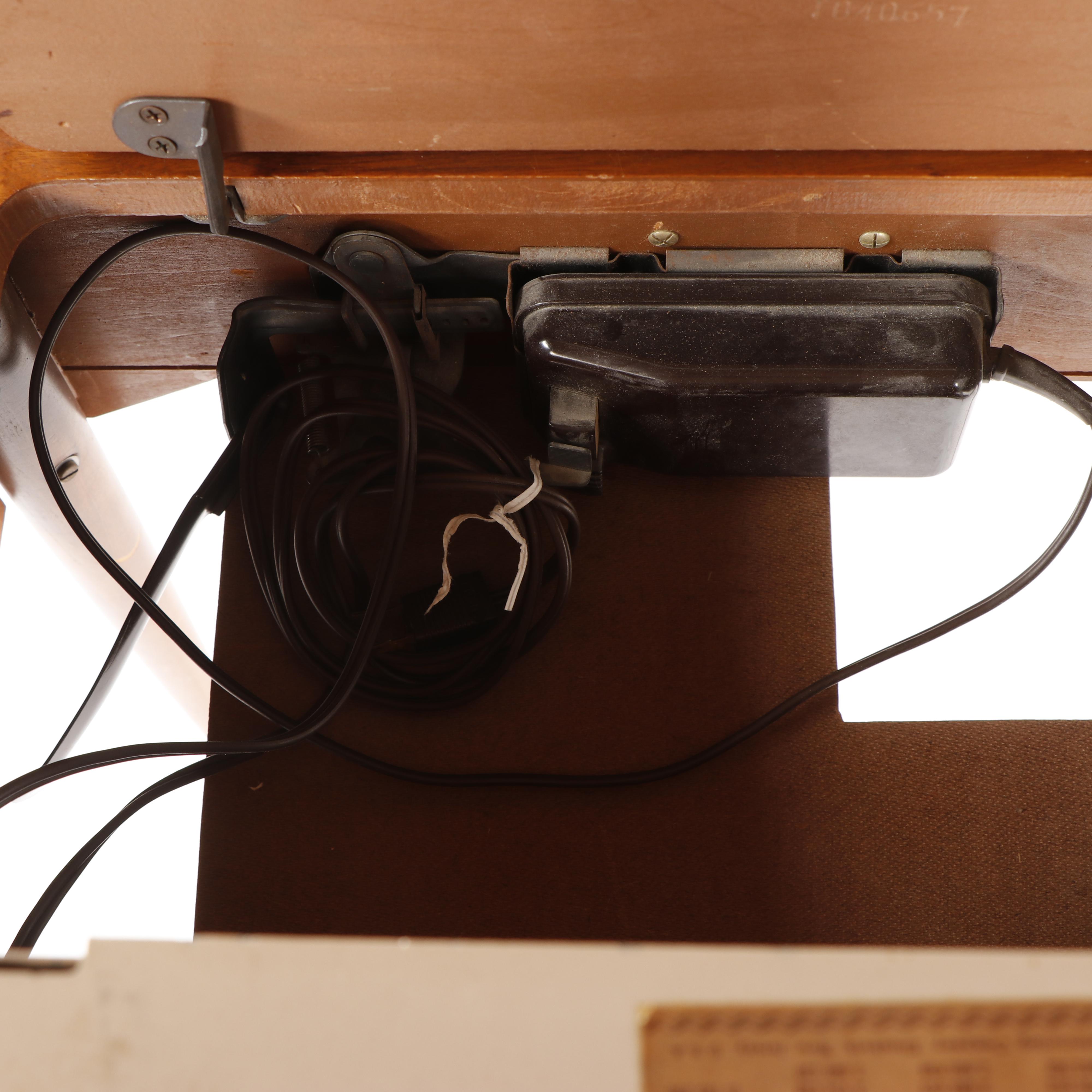 Mid Century Modern Singer 500A Sewing Machine in Table | EBTH