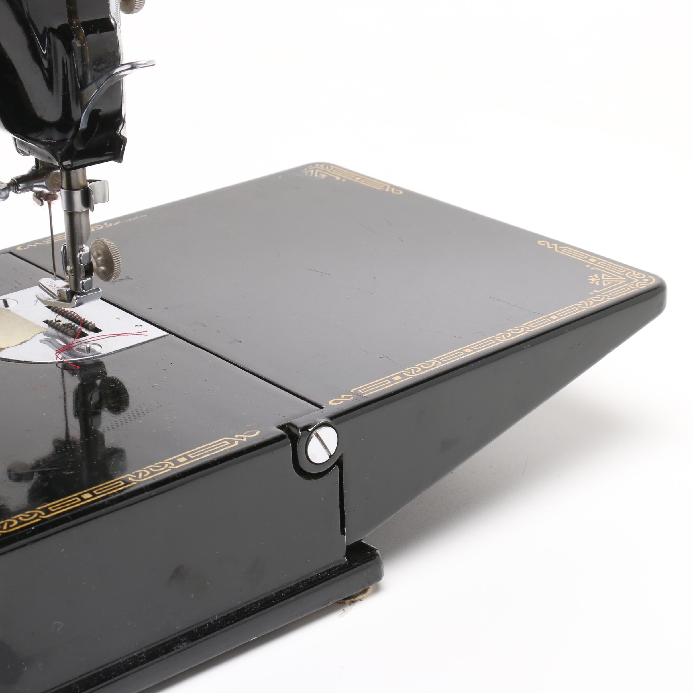 Vintage Portable Singer Sewing Machine | EBTH