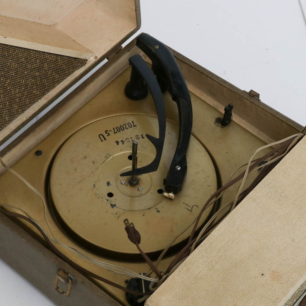 Magnavox Stereo Portable Turntable | EBTH