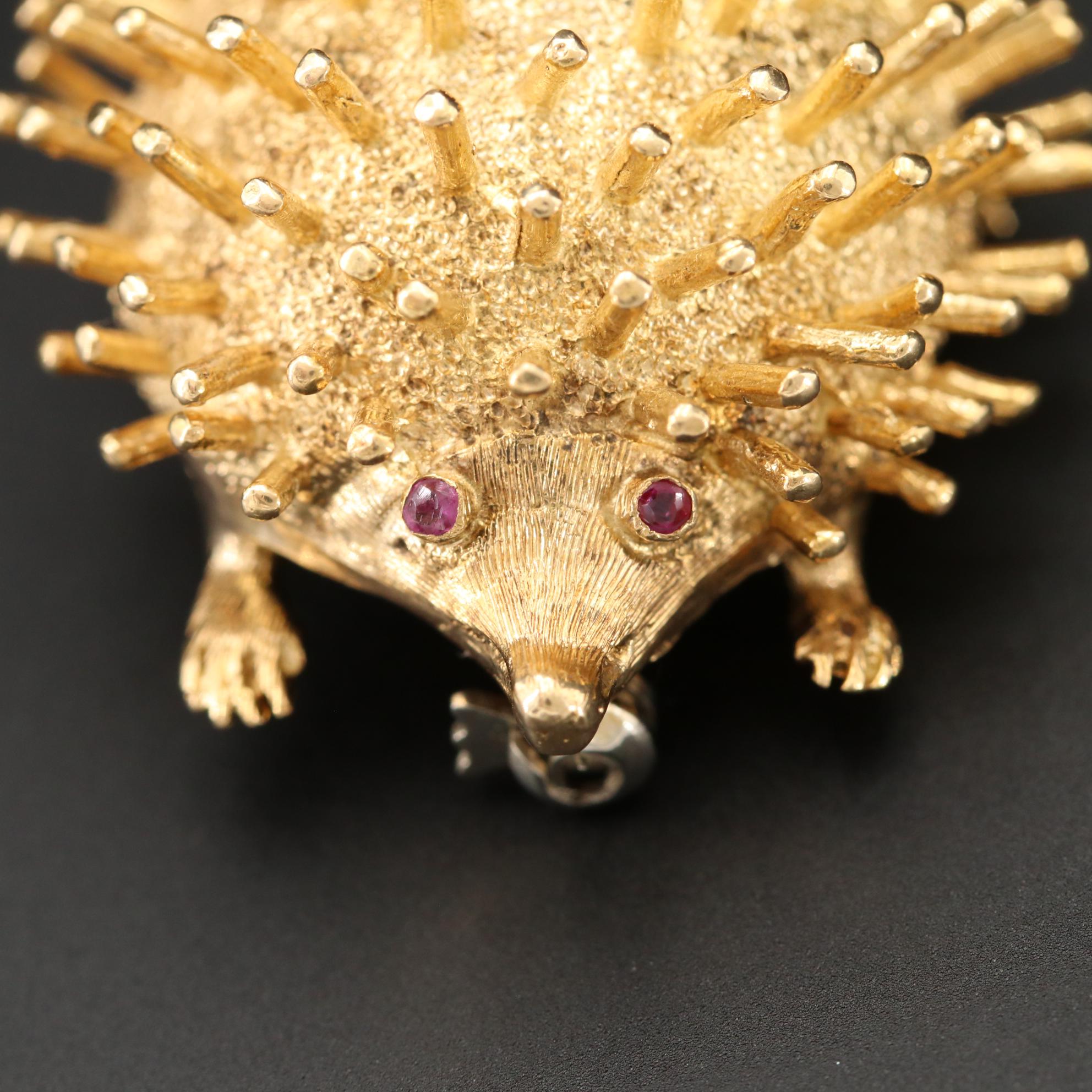 Vintage 18K Yellow Gold Hedgehog Brooch With Ruby Eyes | EBTH