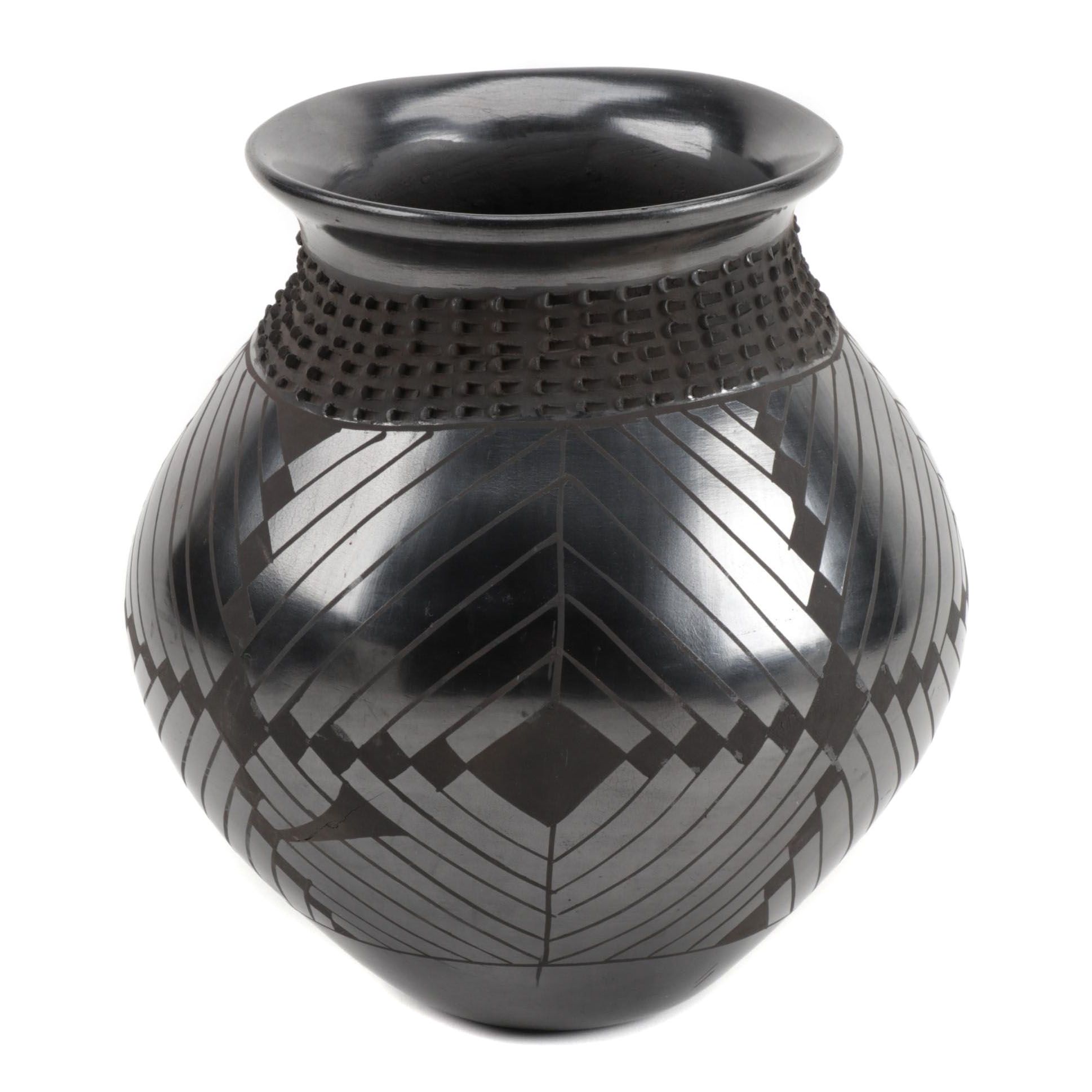 Mario Olivas Mata Ortiz Blackware Pottery Vase | EBTH