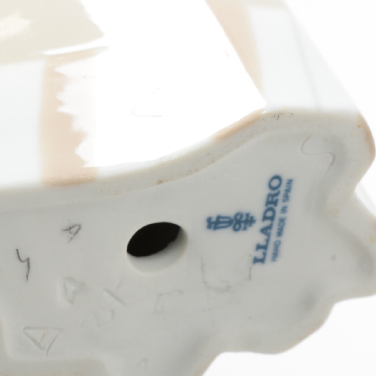 Lladró "Dressmaker" Porcelain Figurine Designed by Vicente Martínez | EBTH