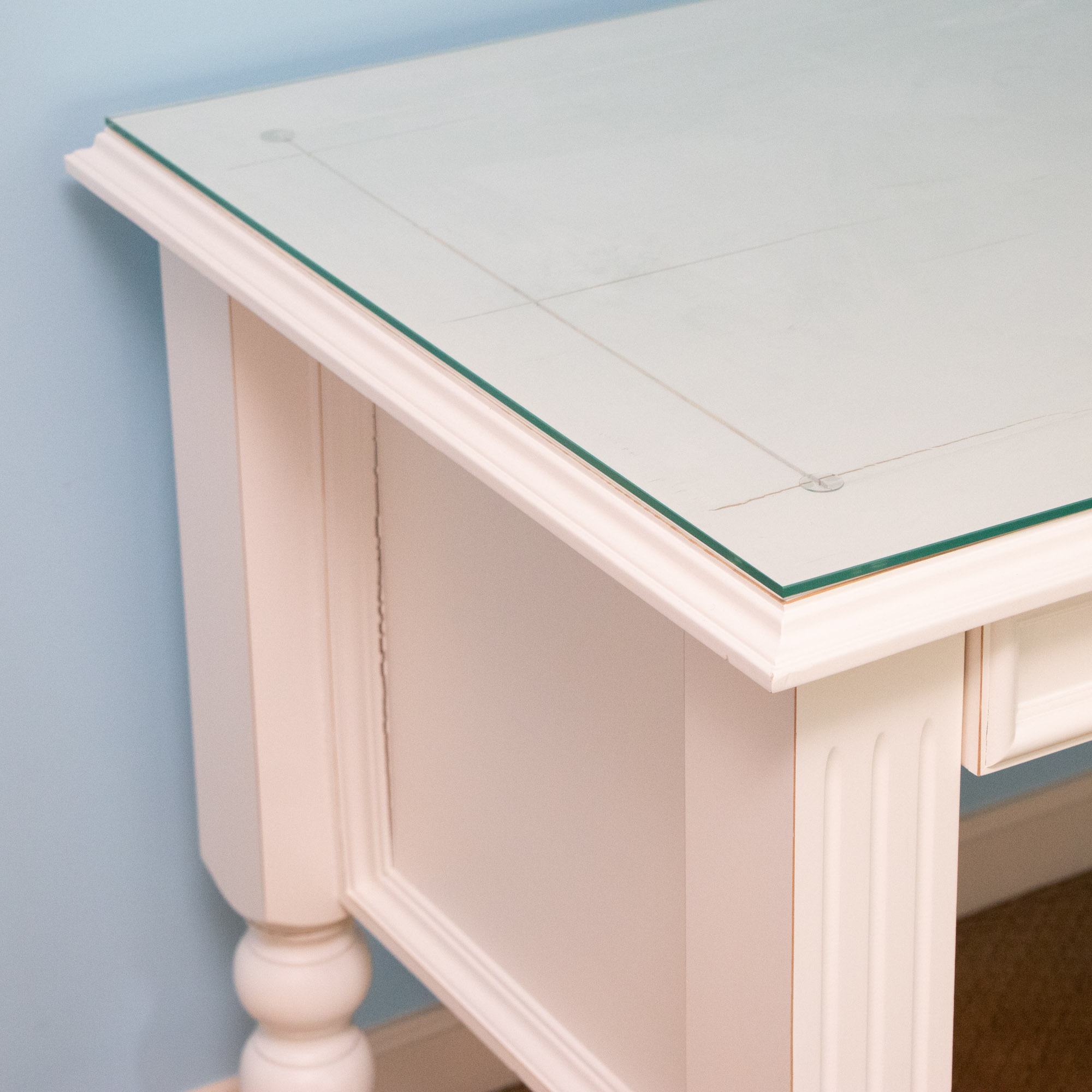 Pottery Barn White Painted Fluted Leg Desk | EBTH