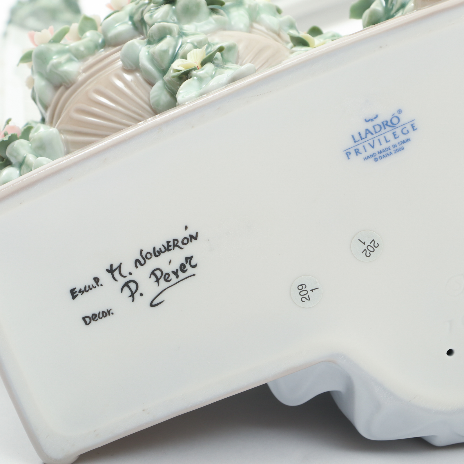 Lladró Privilege "Thinking of Love" Figurine Designed by Marco Antonio ...