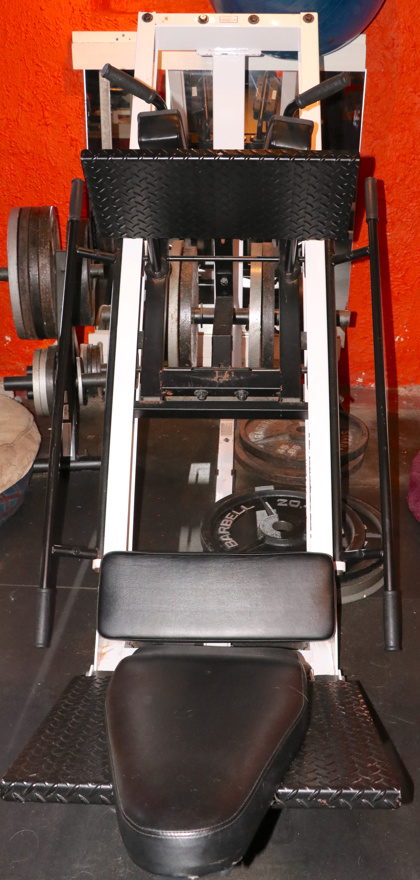 Body-Solid Leg Press Machine with Olympic Weight Plates | EBTH