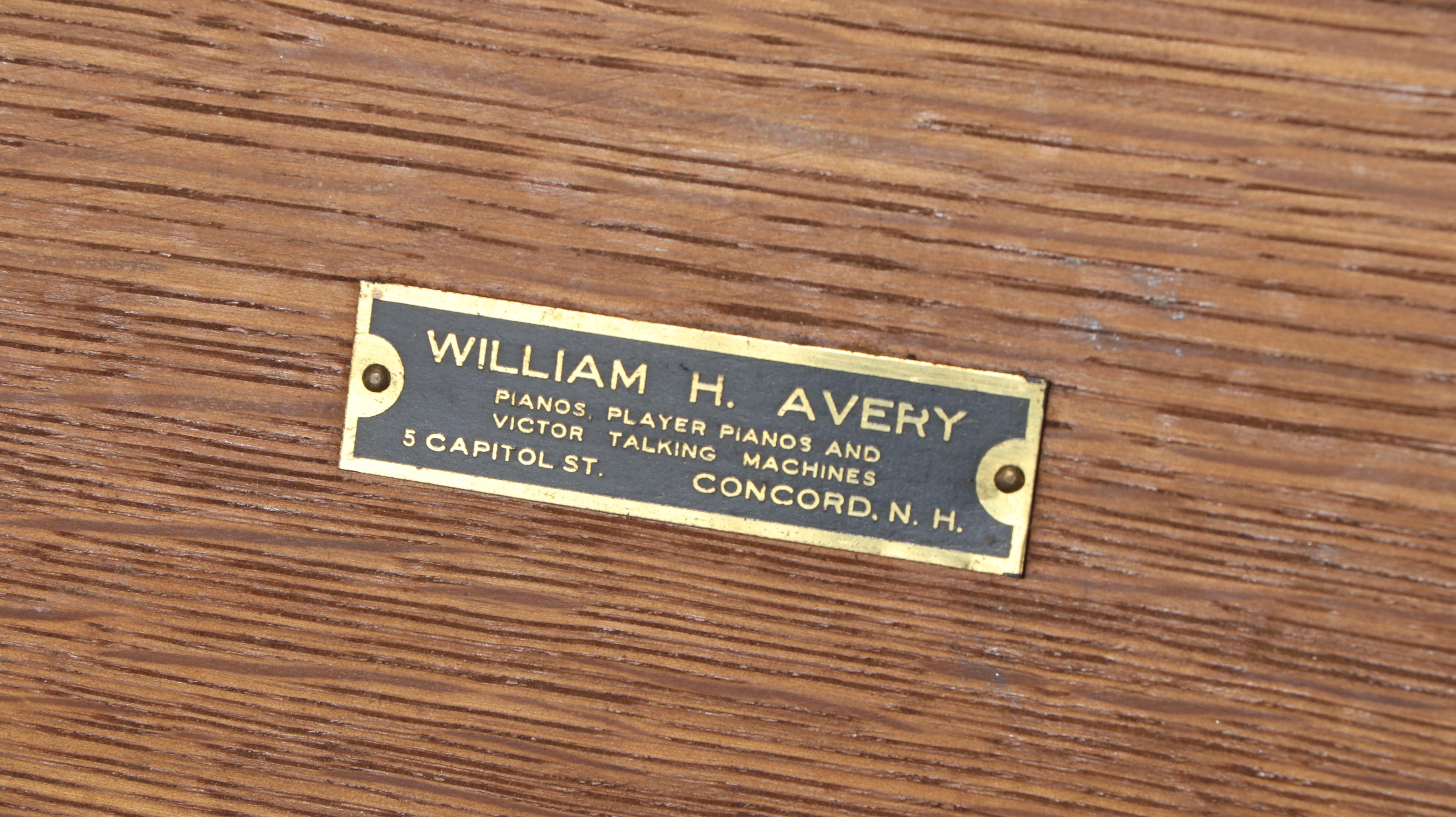 Victrola-Victor Record Player in Oak Cabinet Stand, Early 1919 | EBTH