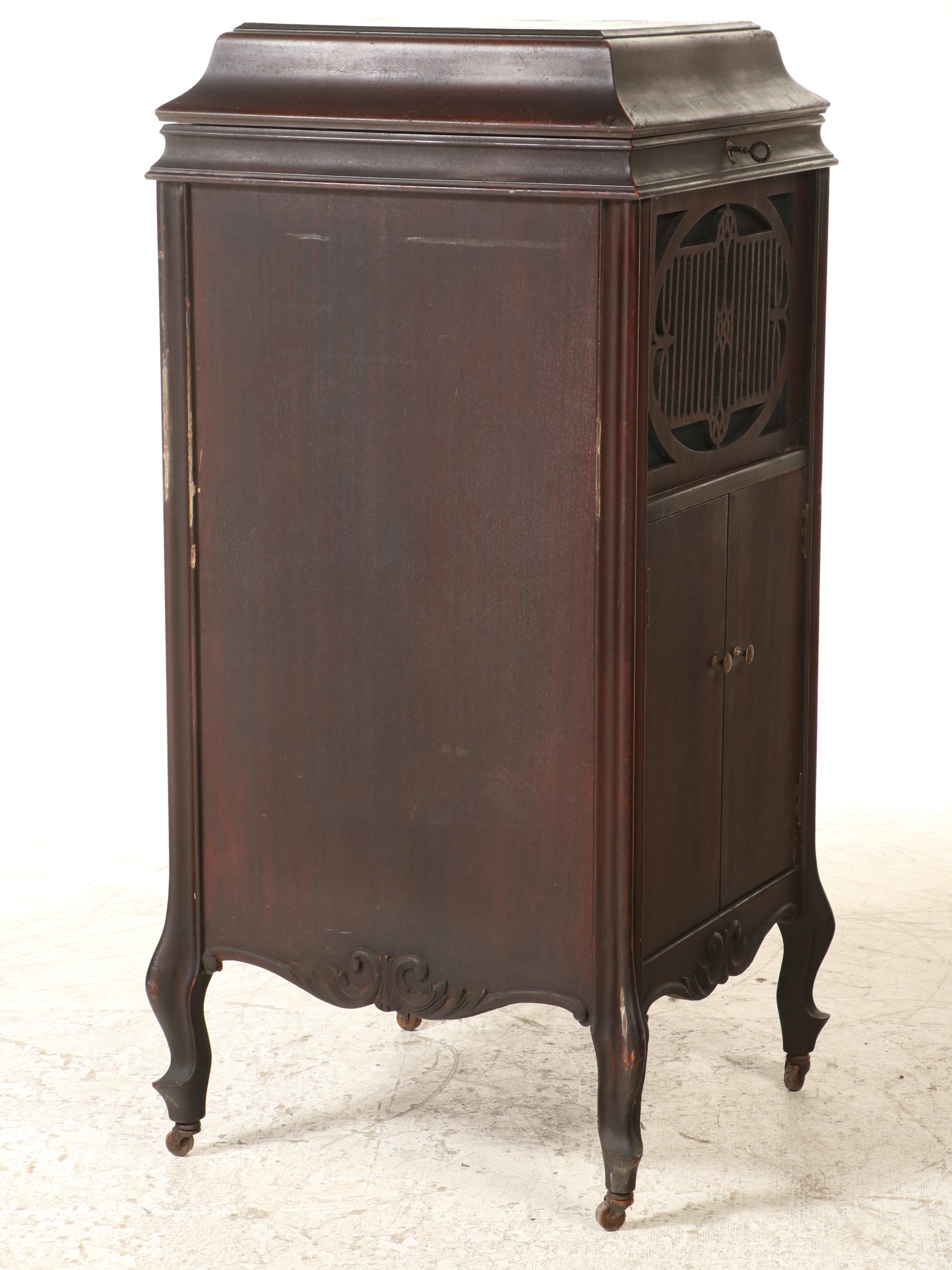 Brunswick Model 117 Mahogany Phonograph | EBTH