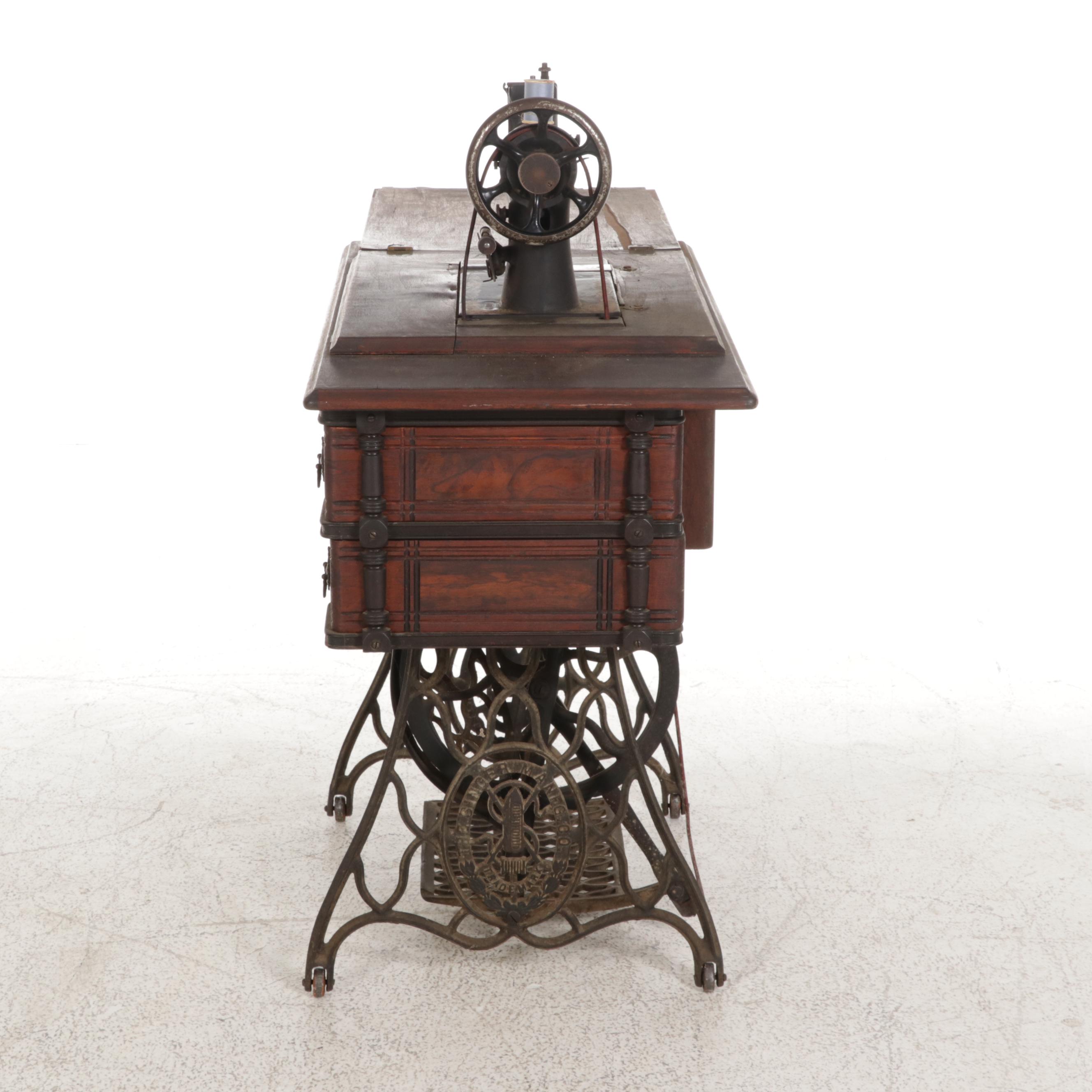 Singer Class 28 K Treadle Sewing Machine With Original Singer Cabinet ...