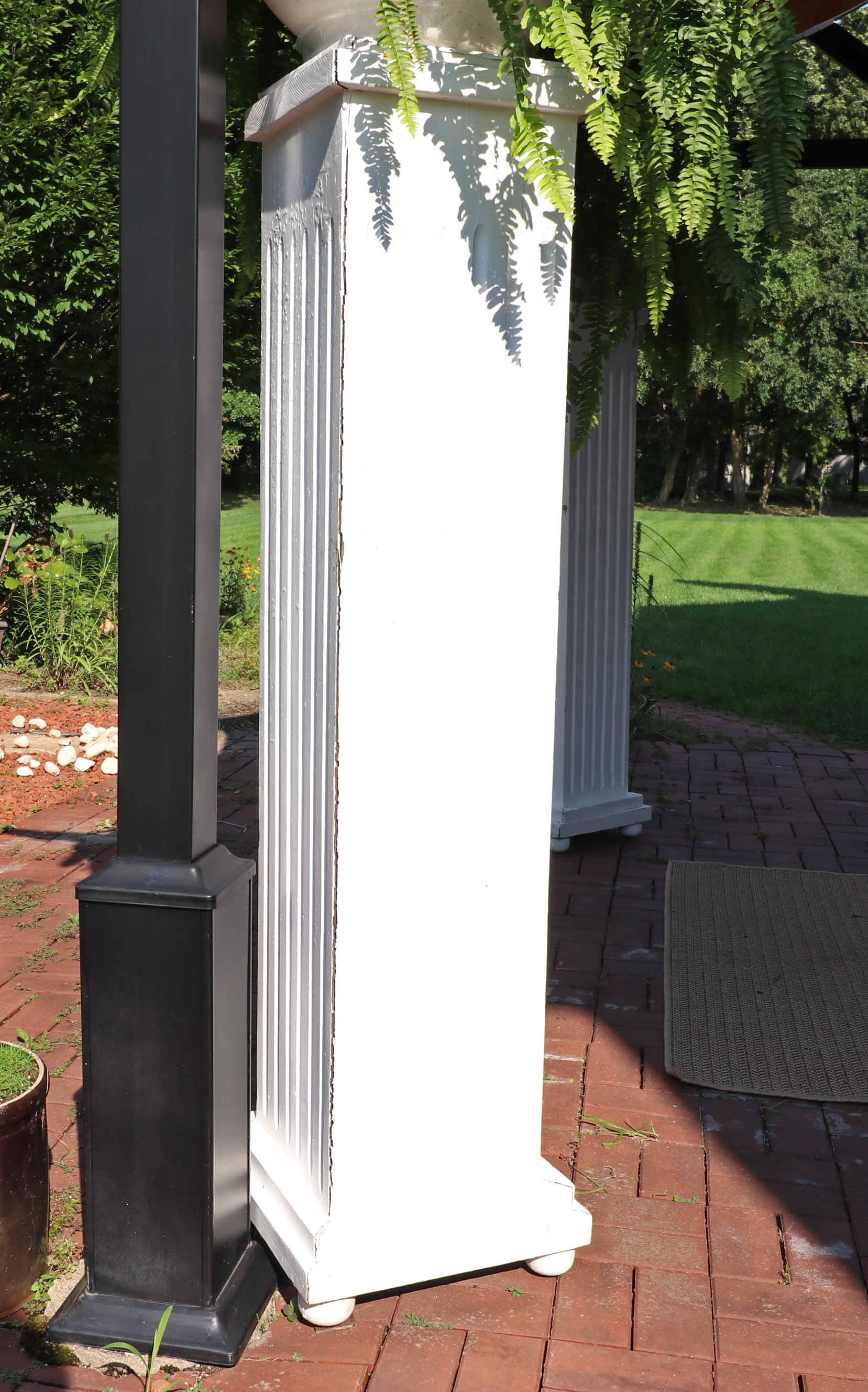 Pair of Painted Wood Fluted Pillar Columns with Planters | EBTH