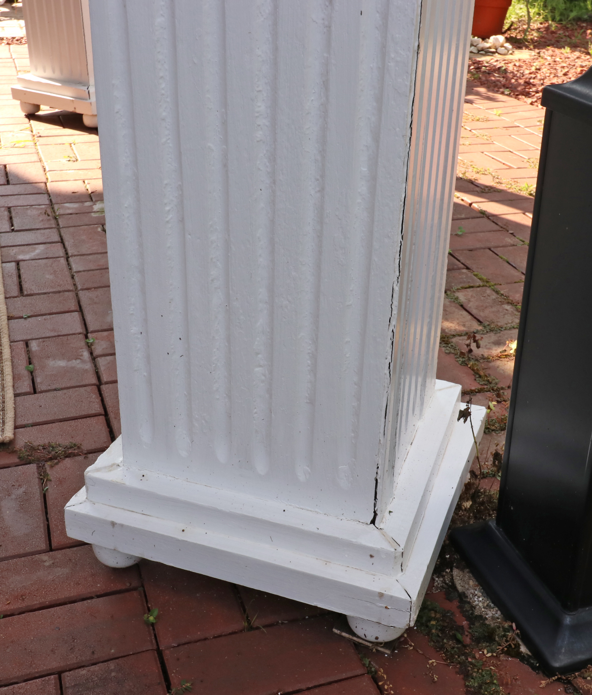 Pair of Painted Wood Fluted Pillar Columns with Planters | EBTH
