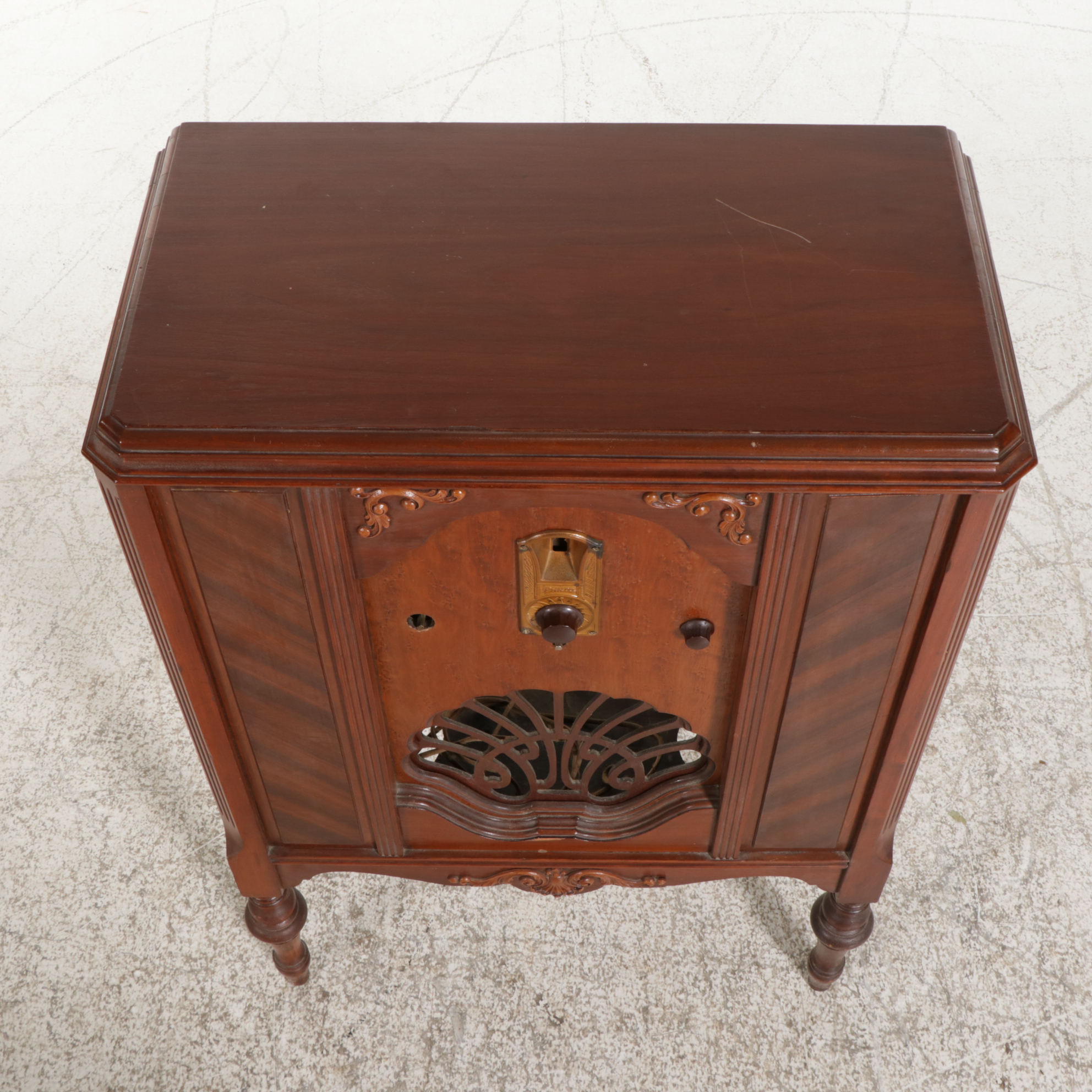 Philco Radio Lowboy Model 65 in Mahogany Cabinet, Circa 1929 | EBTH