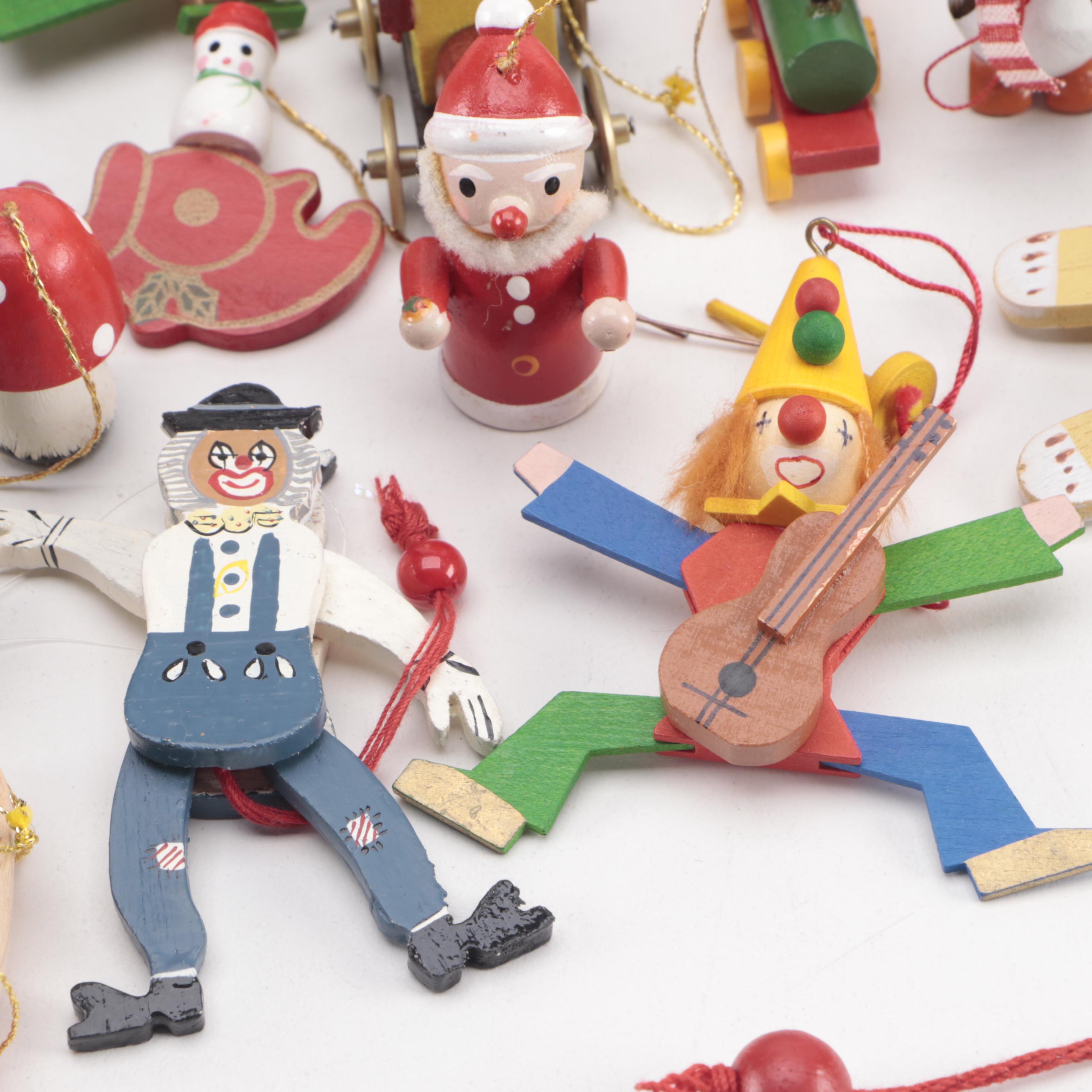 Russian Folk Art with Pulley Puppets and Other Ornaments | EBTH