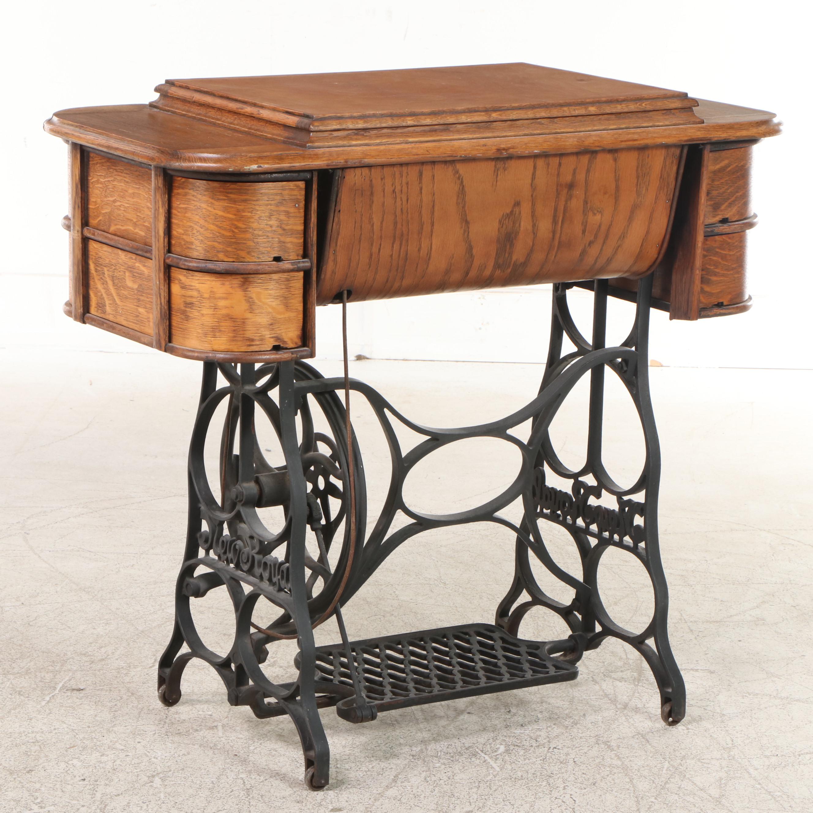 Illinois Sewing Machine Co. "New Royal" Oak and Cast Iron Treadle ...