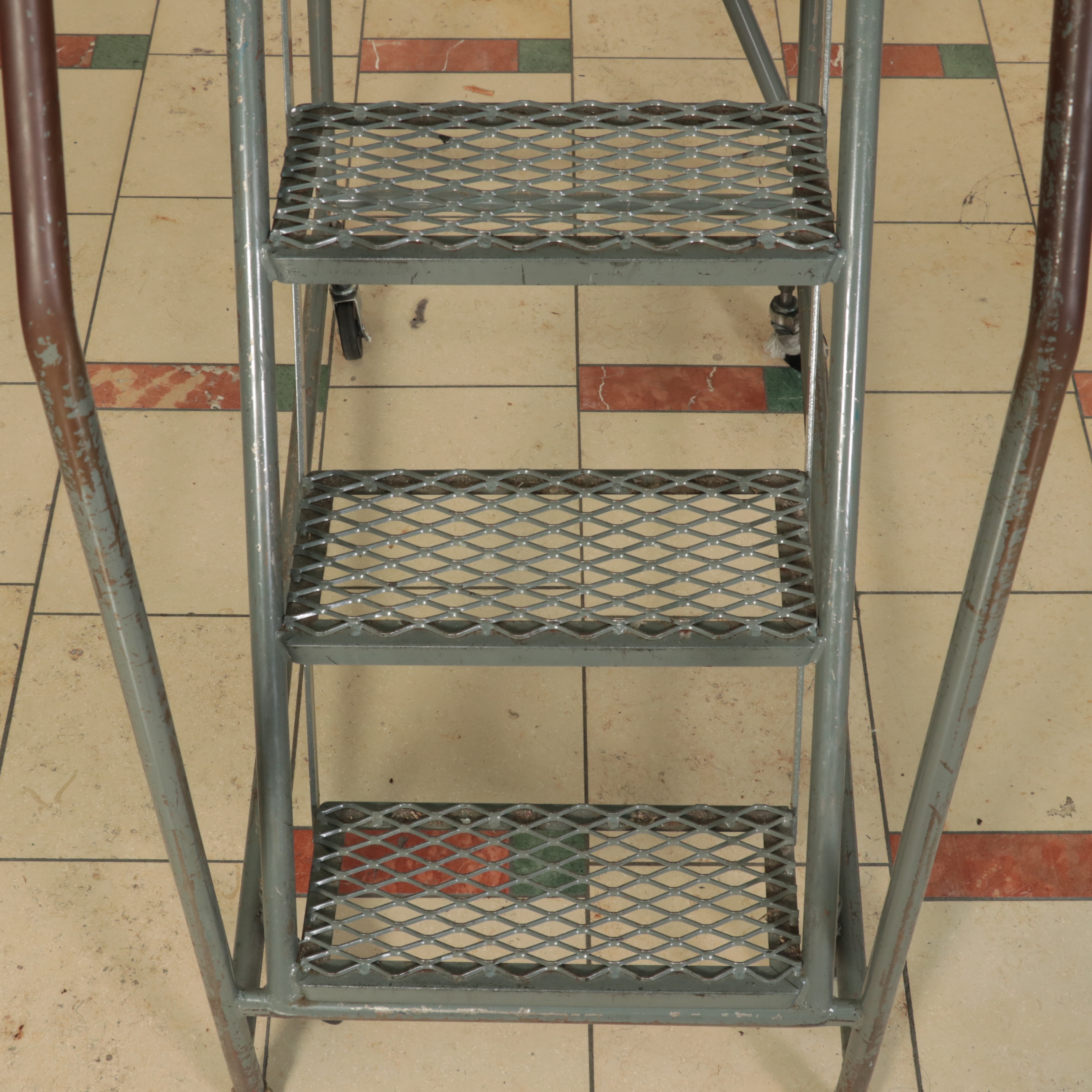 Pair of Tri-Arc Metal Rolling Ladders in Gray Finish | EBTH