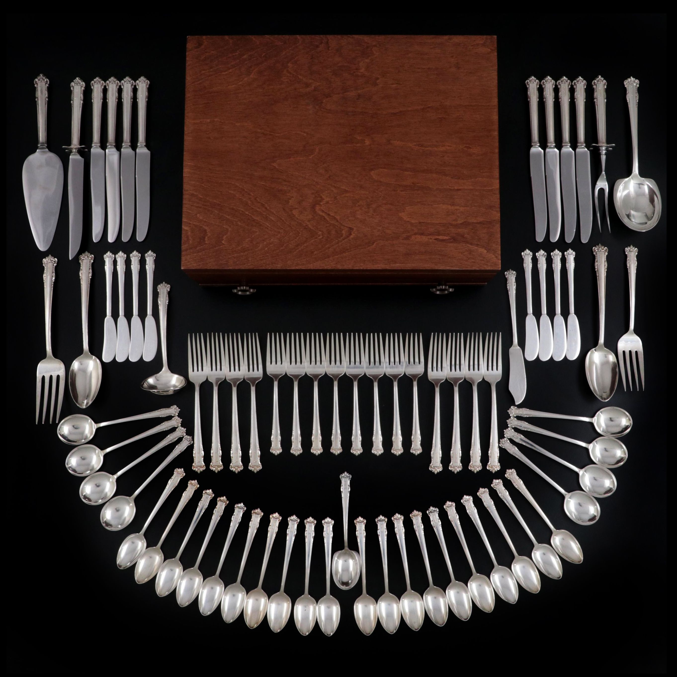 Lunt "English Shell" Sterling Silver Flatware with Storage Chest | EBTH