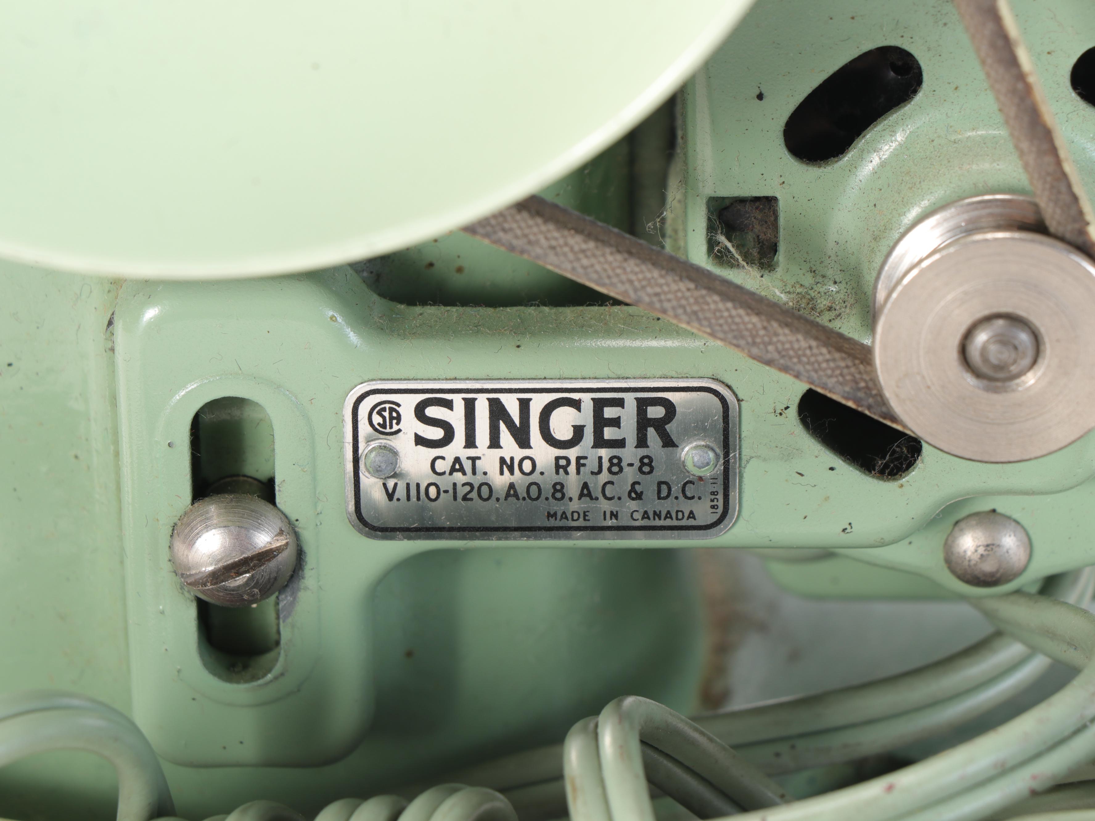 Singer Model 185K Mint Green Enamel Sewing Machine, Mid-20th Century | EBTH