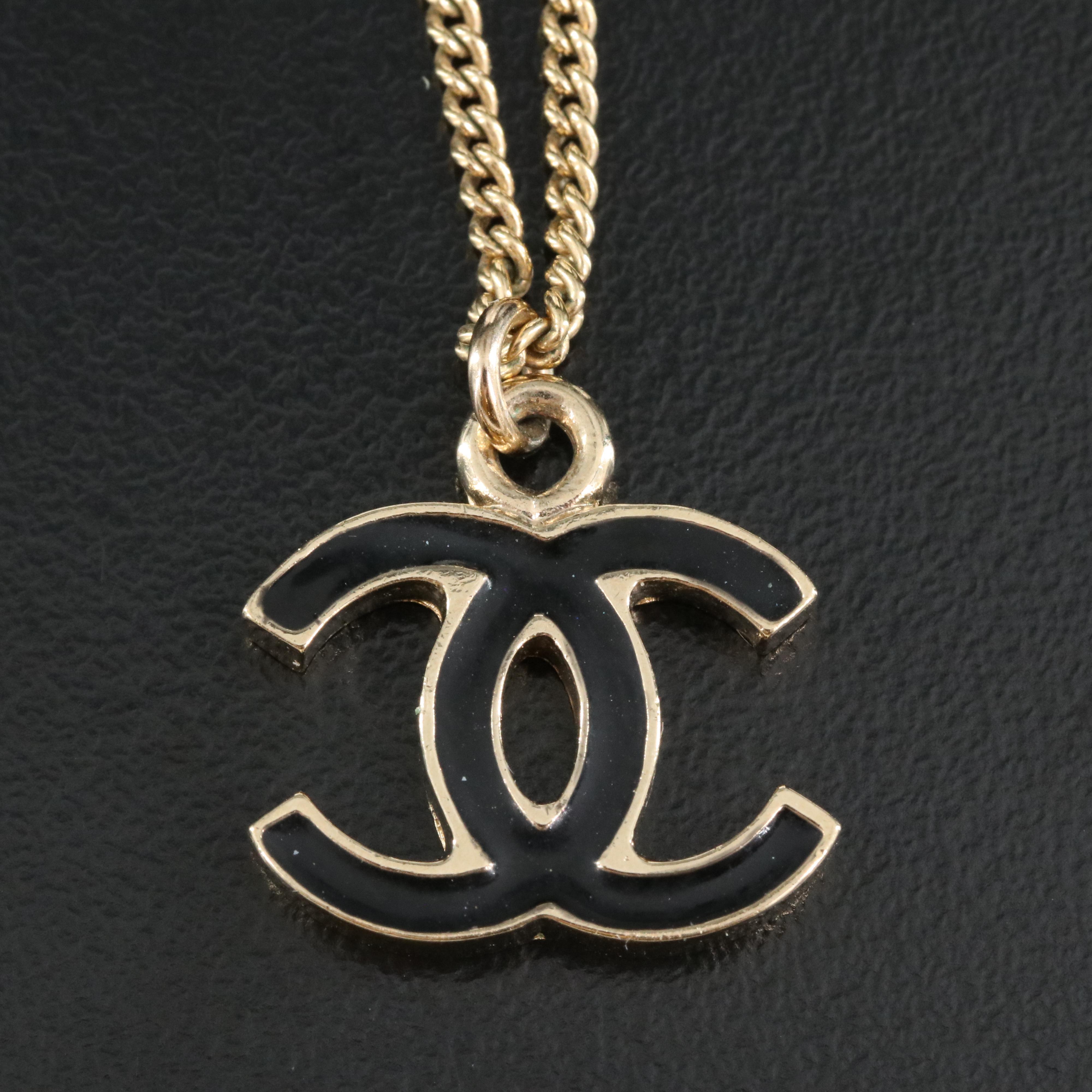 Chanel Enamel Interlocking C Pendant Necklace | EBTH
