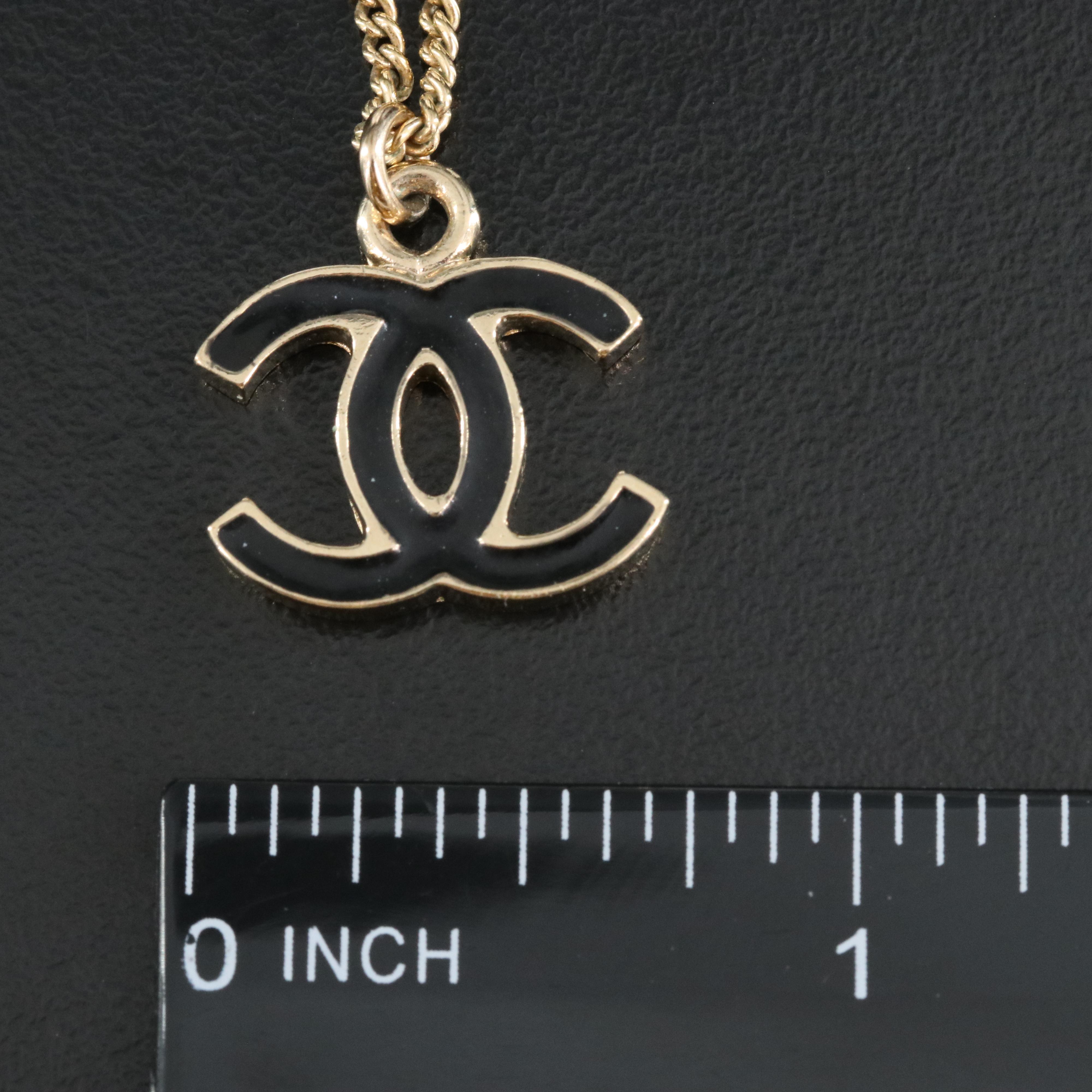Chanel Enamel Interlocking C Pendant Necklace | EBTH