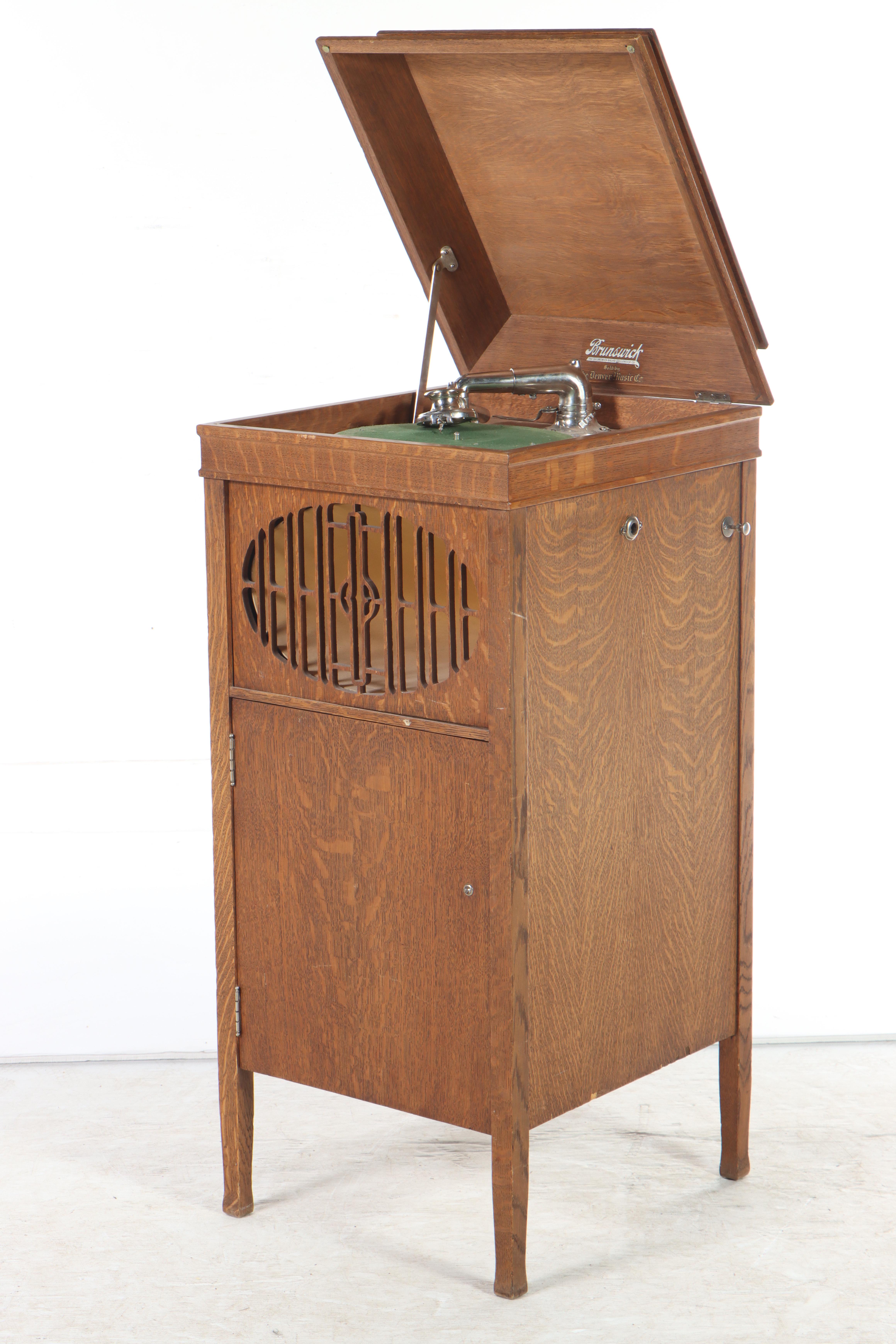Brunswick Model 200 Phonograph in Oak Floor Cabinet, 1920s | EBTH