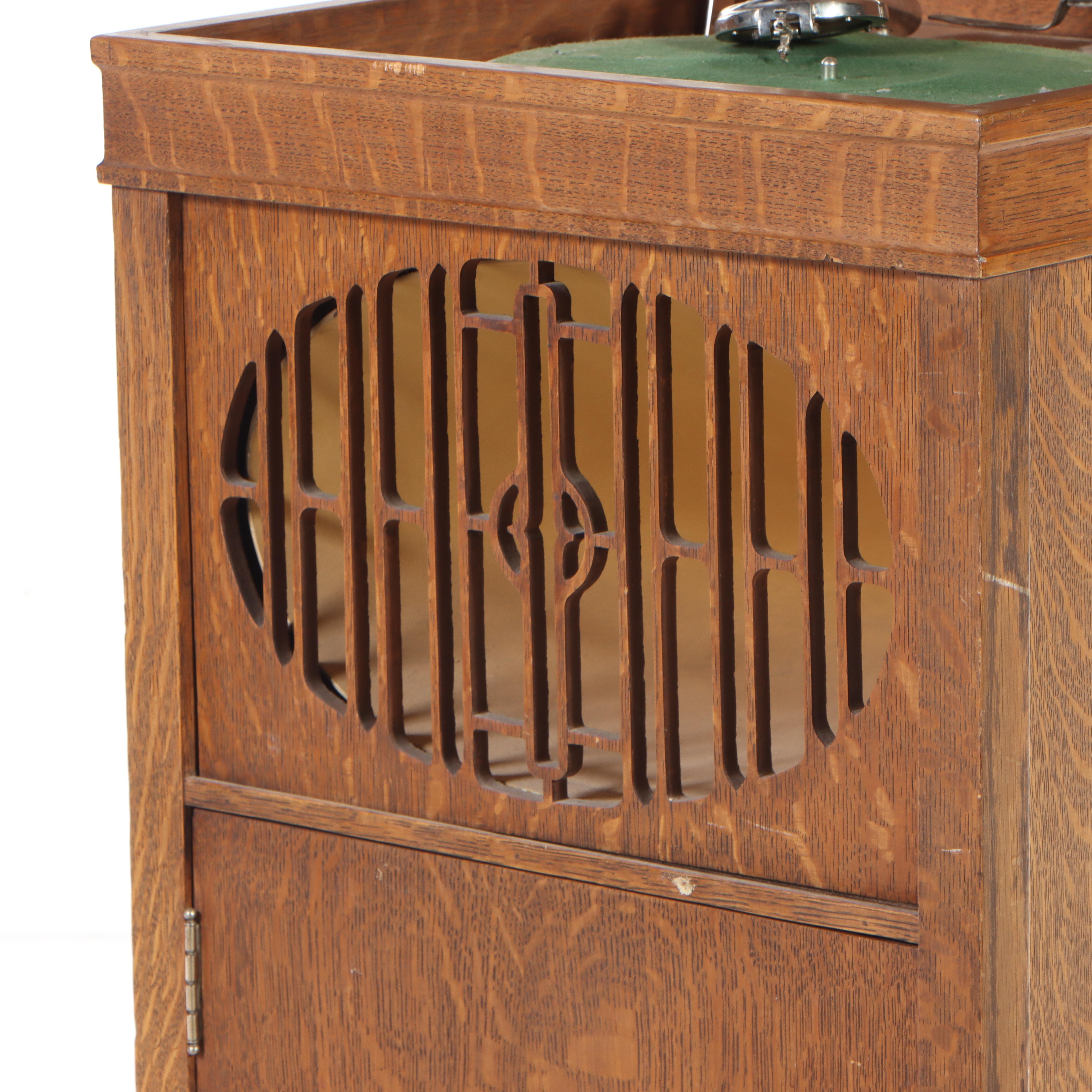 Brunswick Model 200 Phonograph in Oak Floor Cabinet, 1920s | EBTH