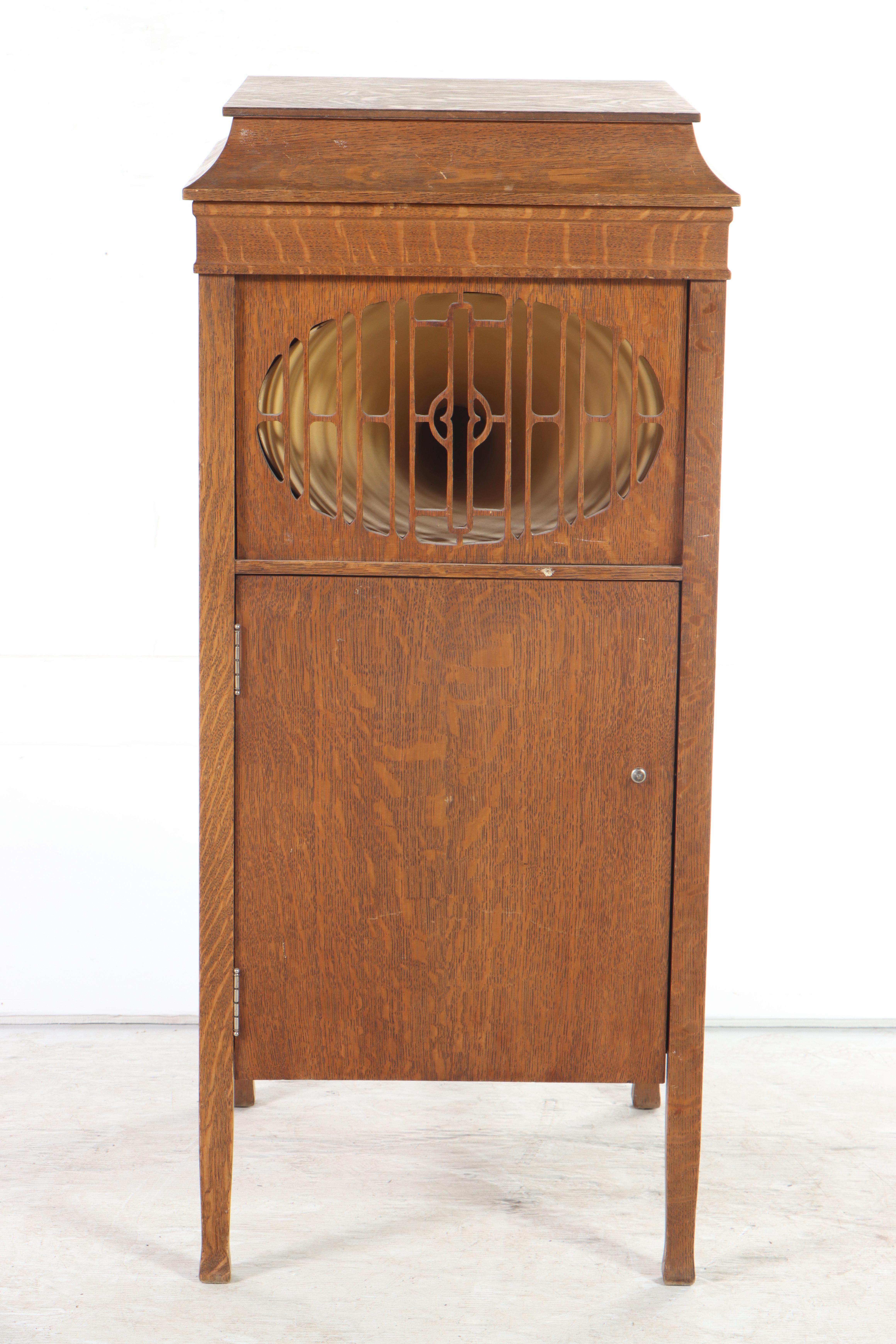 Brunswick Model 200 Phonograph in Oak Floor Cabinet, 1920s | EBTH