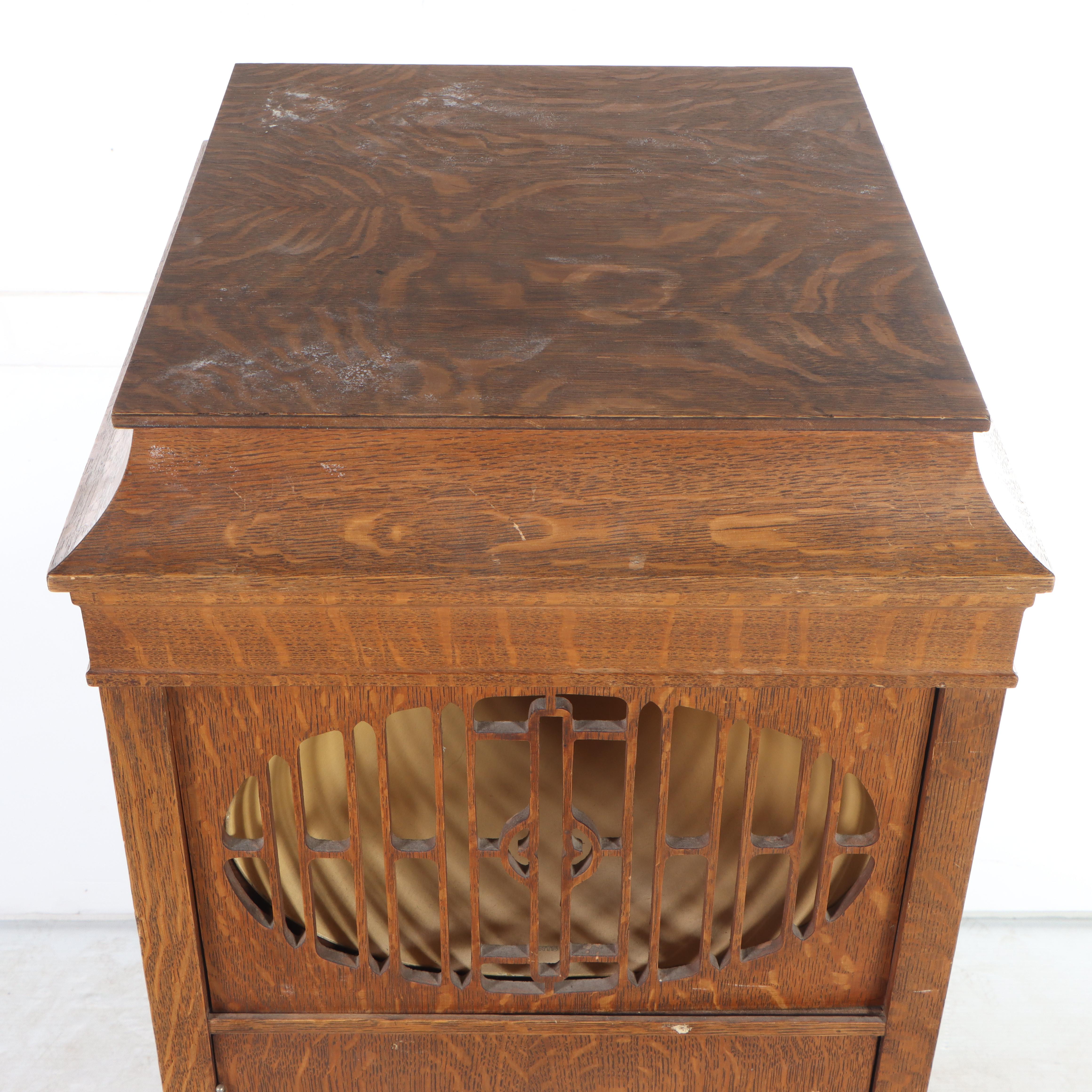 Brunswick Model 200 Phonograph in Oak Floor Cabinet, 1920s | EBTH