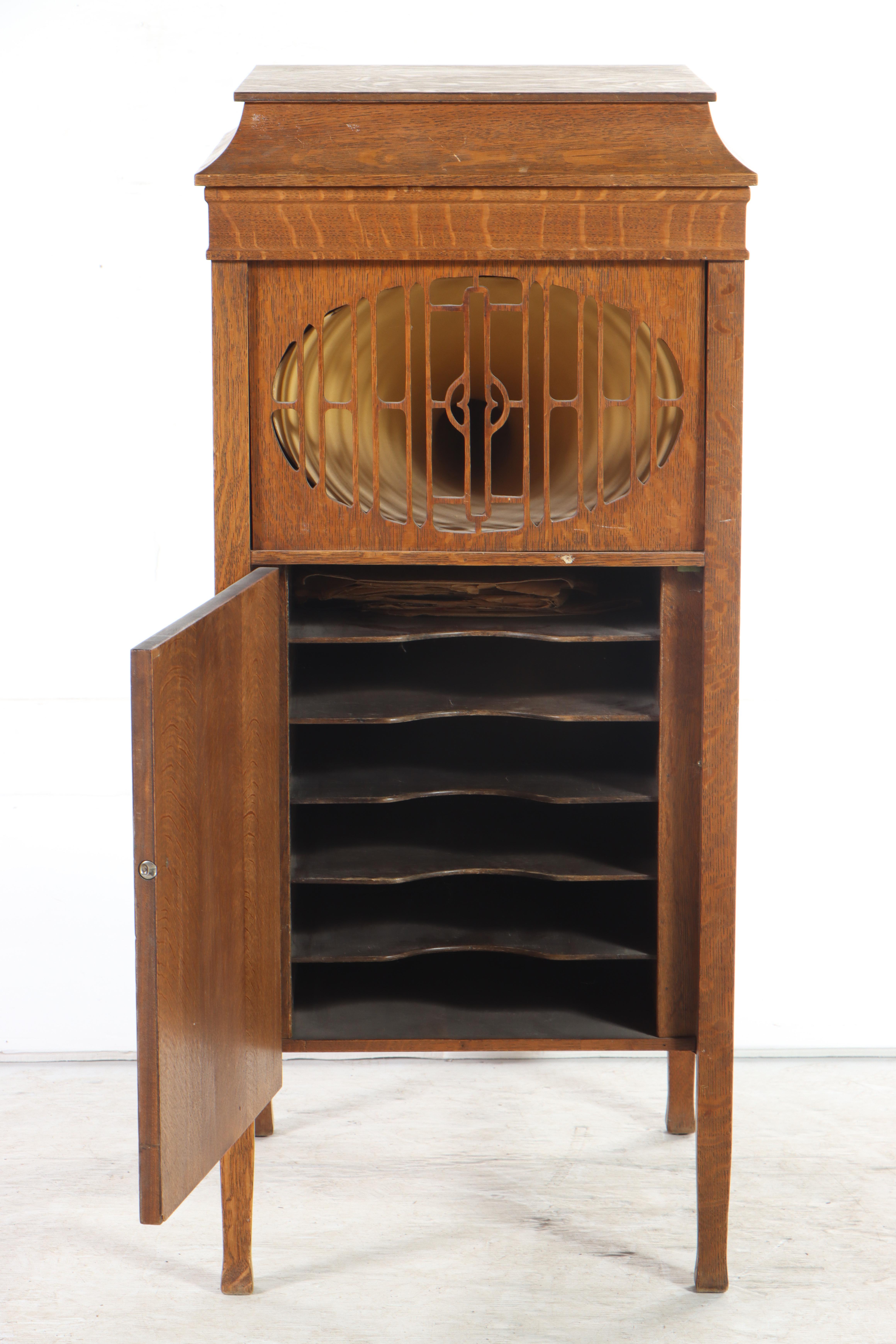 Brunswick Model 200 Phonograph in Oak Floor Cabinet, 1920s | EBTH