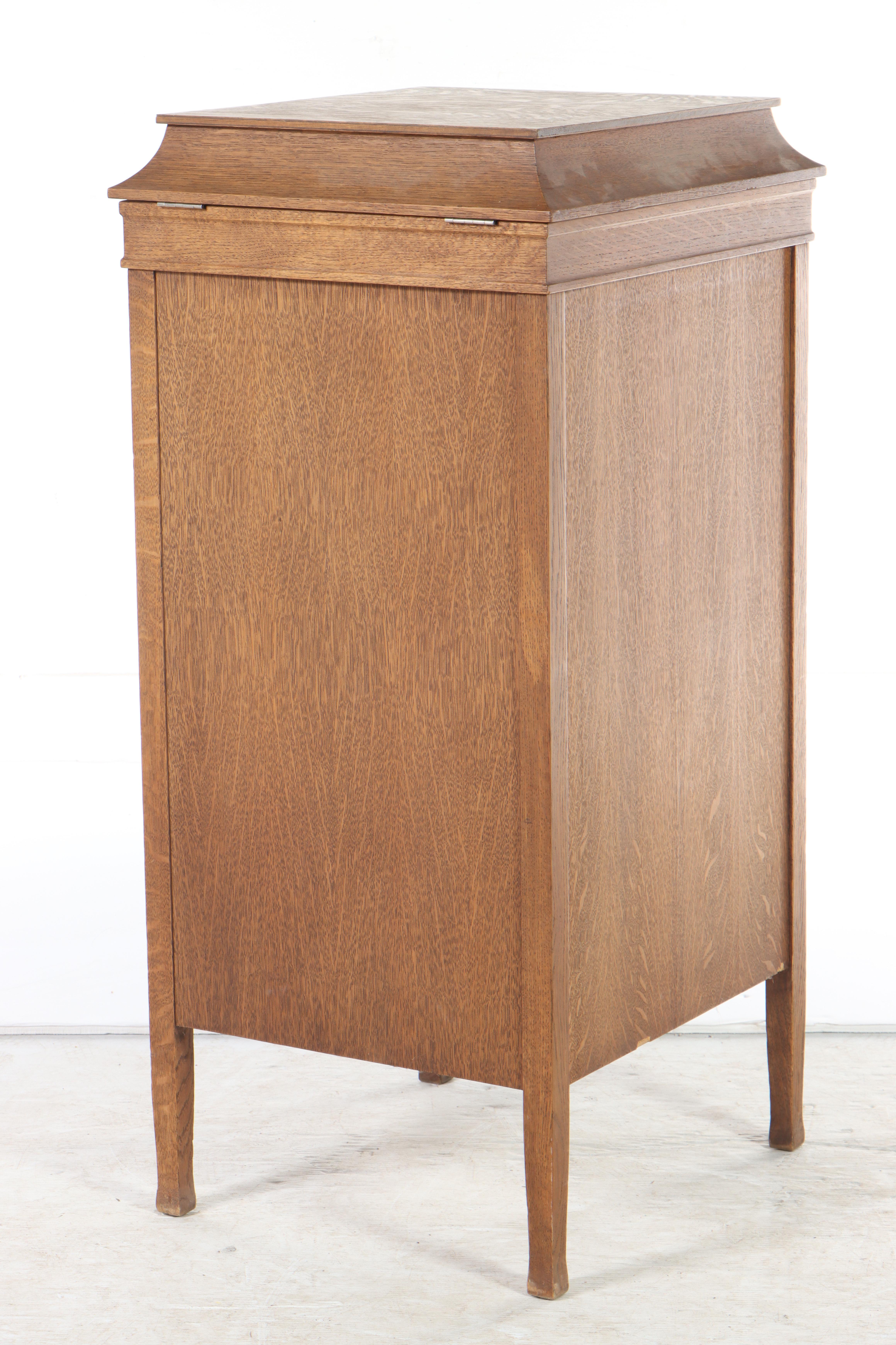 Brunswick Model 200 Phonograph in Oak Floor Cabinet, 1920s | EBTH