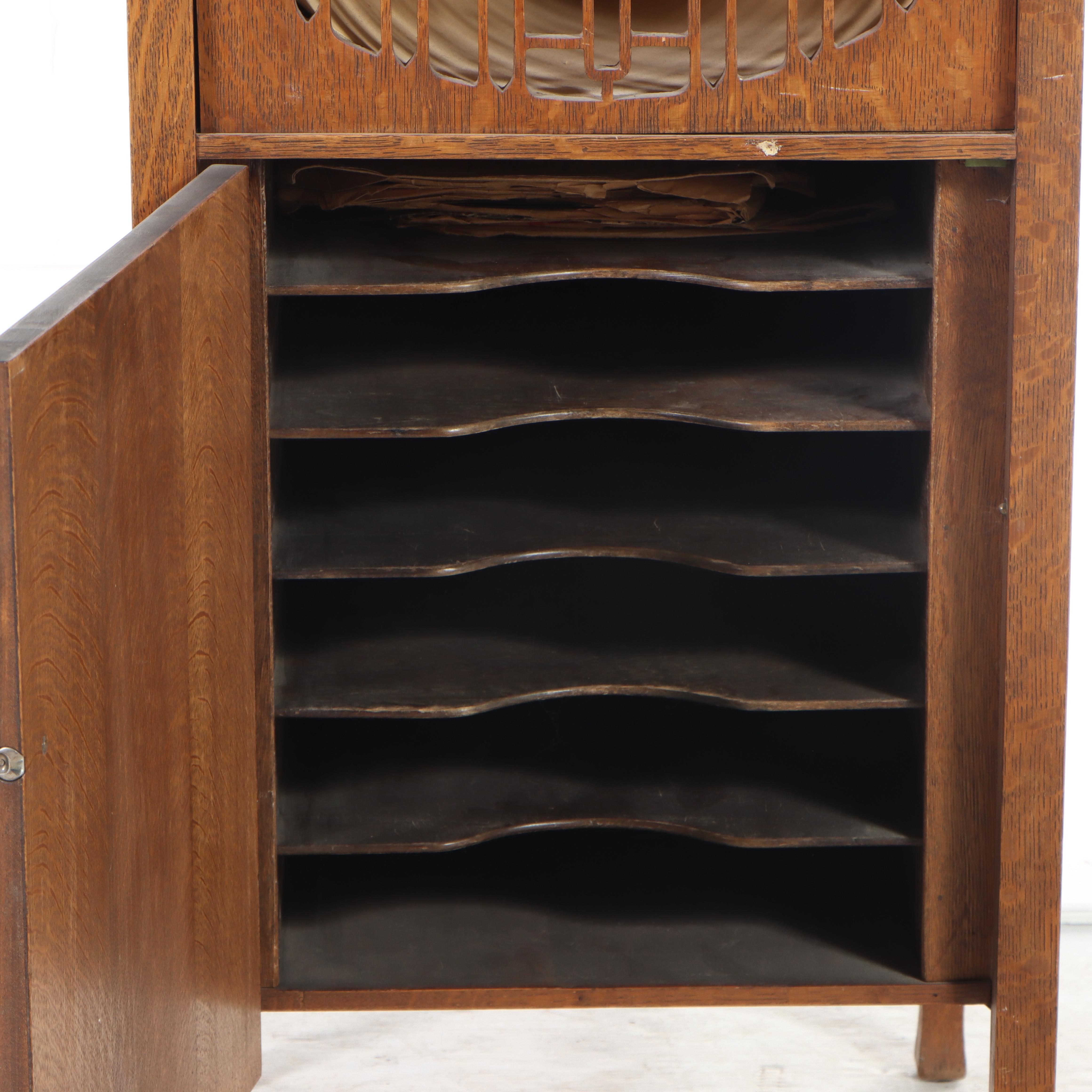 Brunswick Model 200 Phonograph in Oak Floor Cabinet, 1920s | EBTH