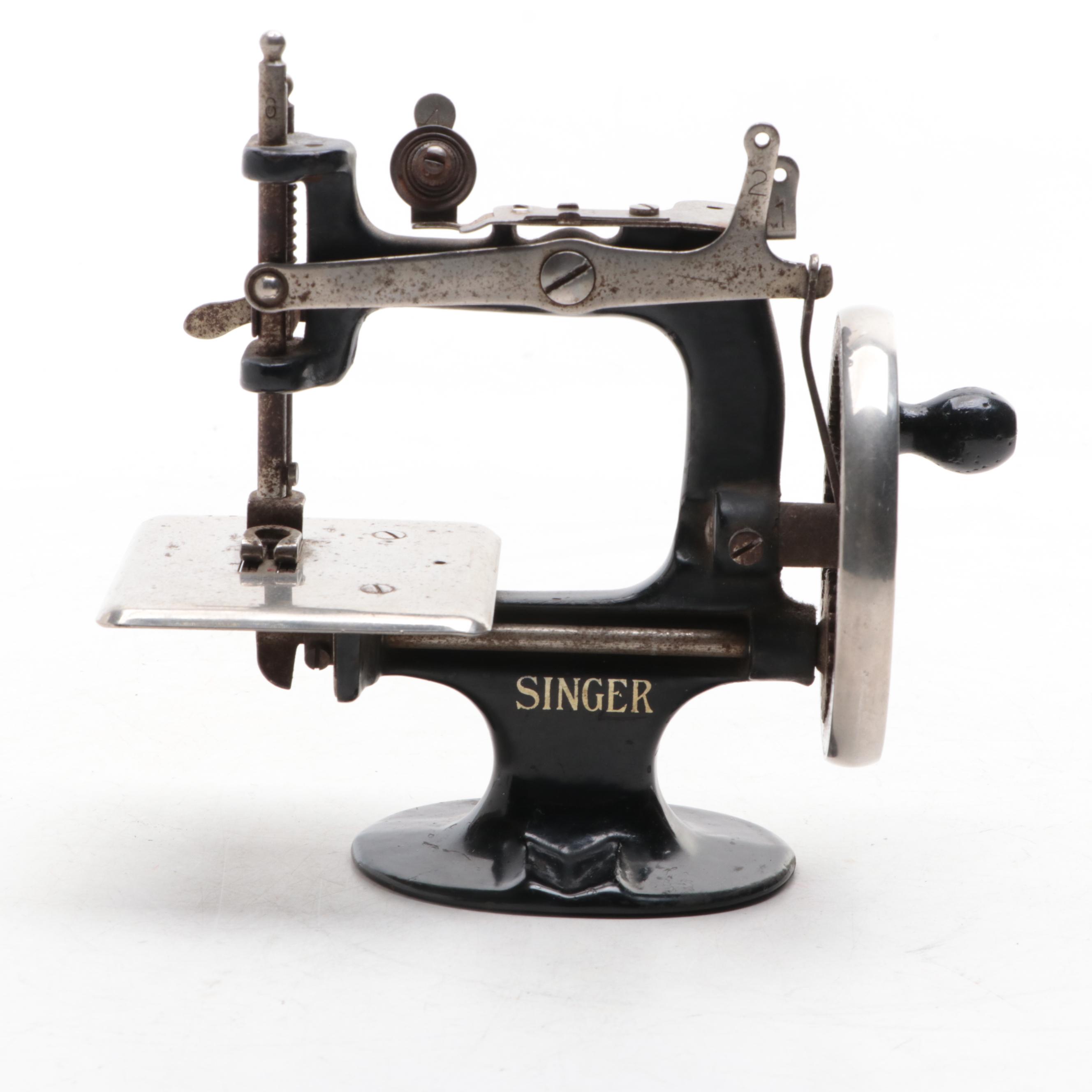 Singer Miniature Sewing Machine, Early to Mid-20th Century | EBTH
