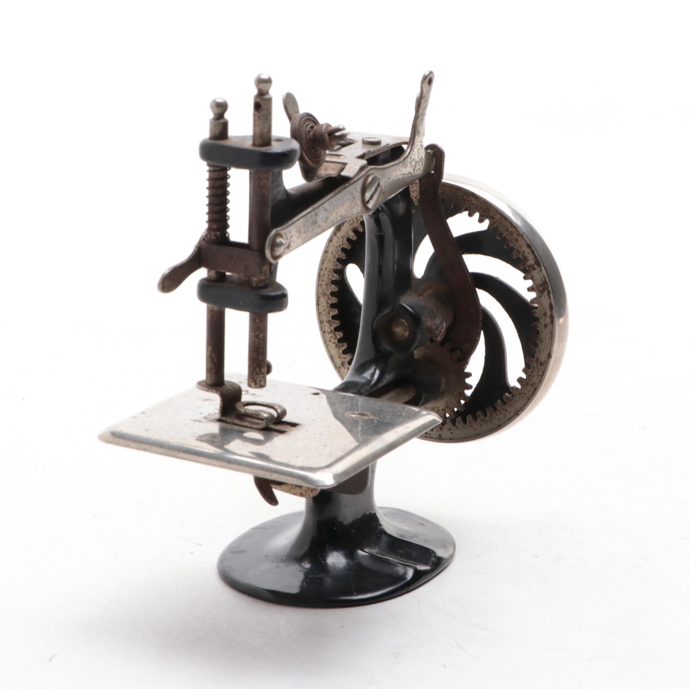 Singer Miniature Sewing Machine, Early to Mid-20th Century | EBTH