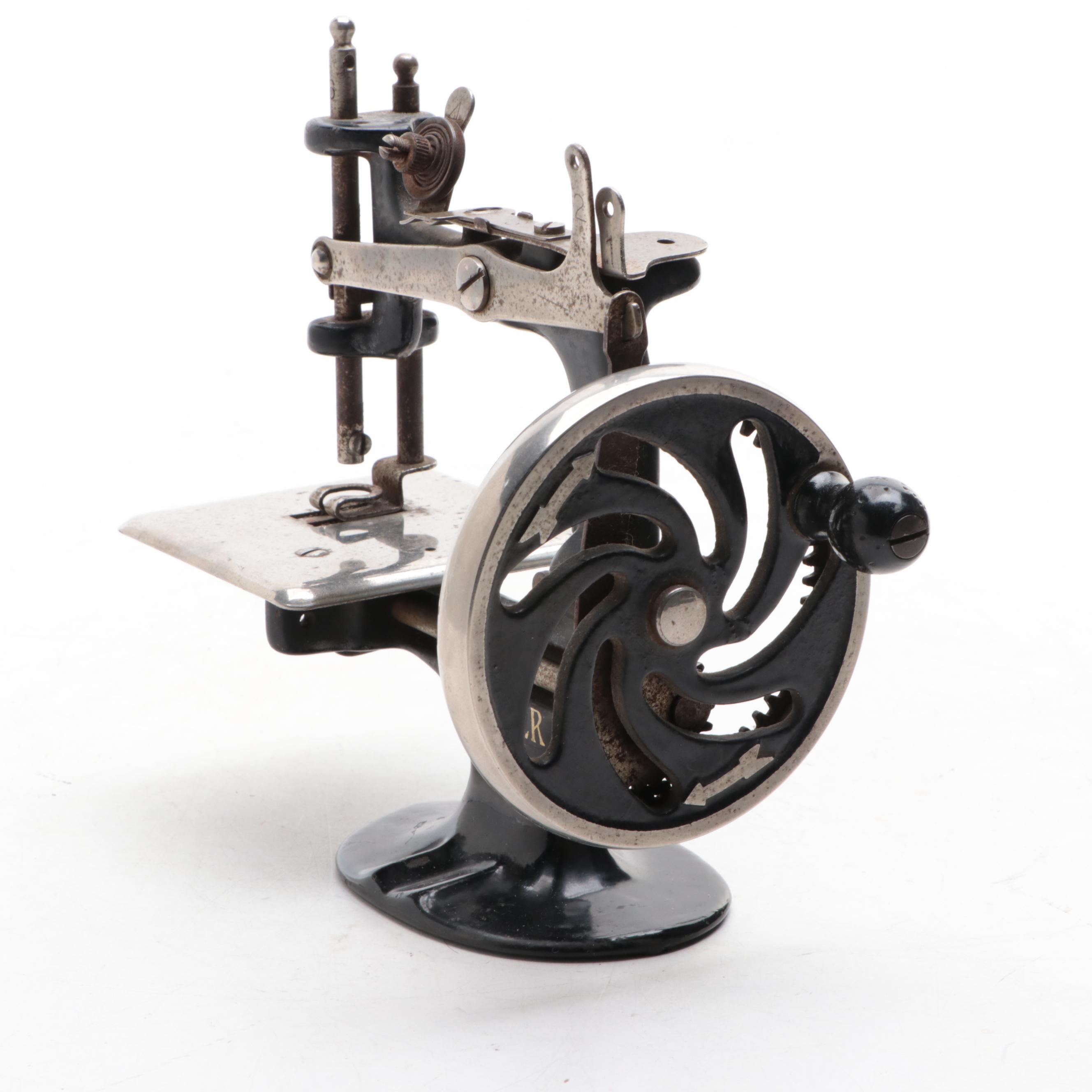 Singer Miniature Sewing Machine, Early to Mid-20th Century | EBTH