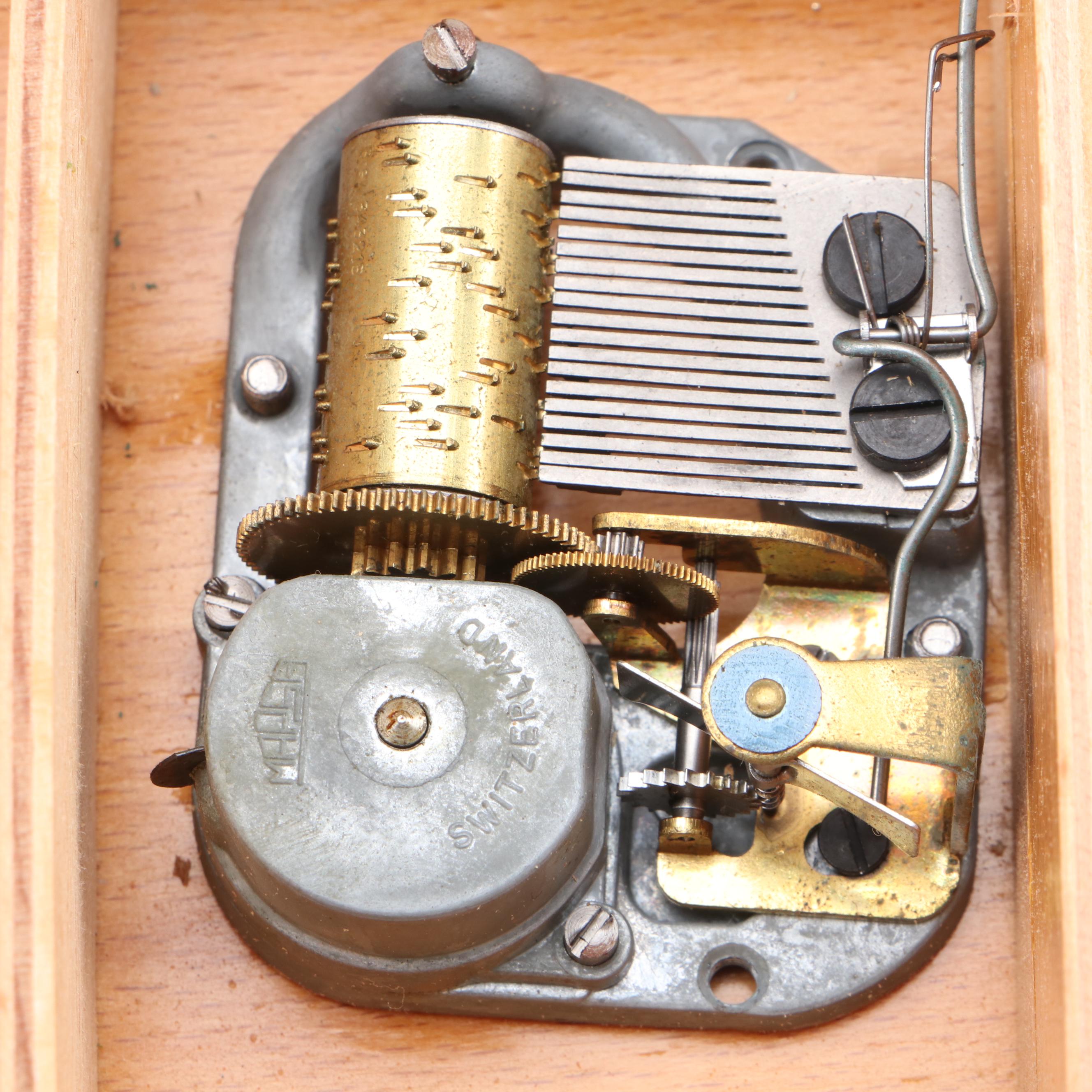 Mapsa Swiss Music Box, Case Pocket Knife, and More | EBTH