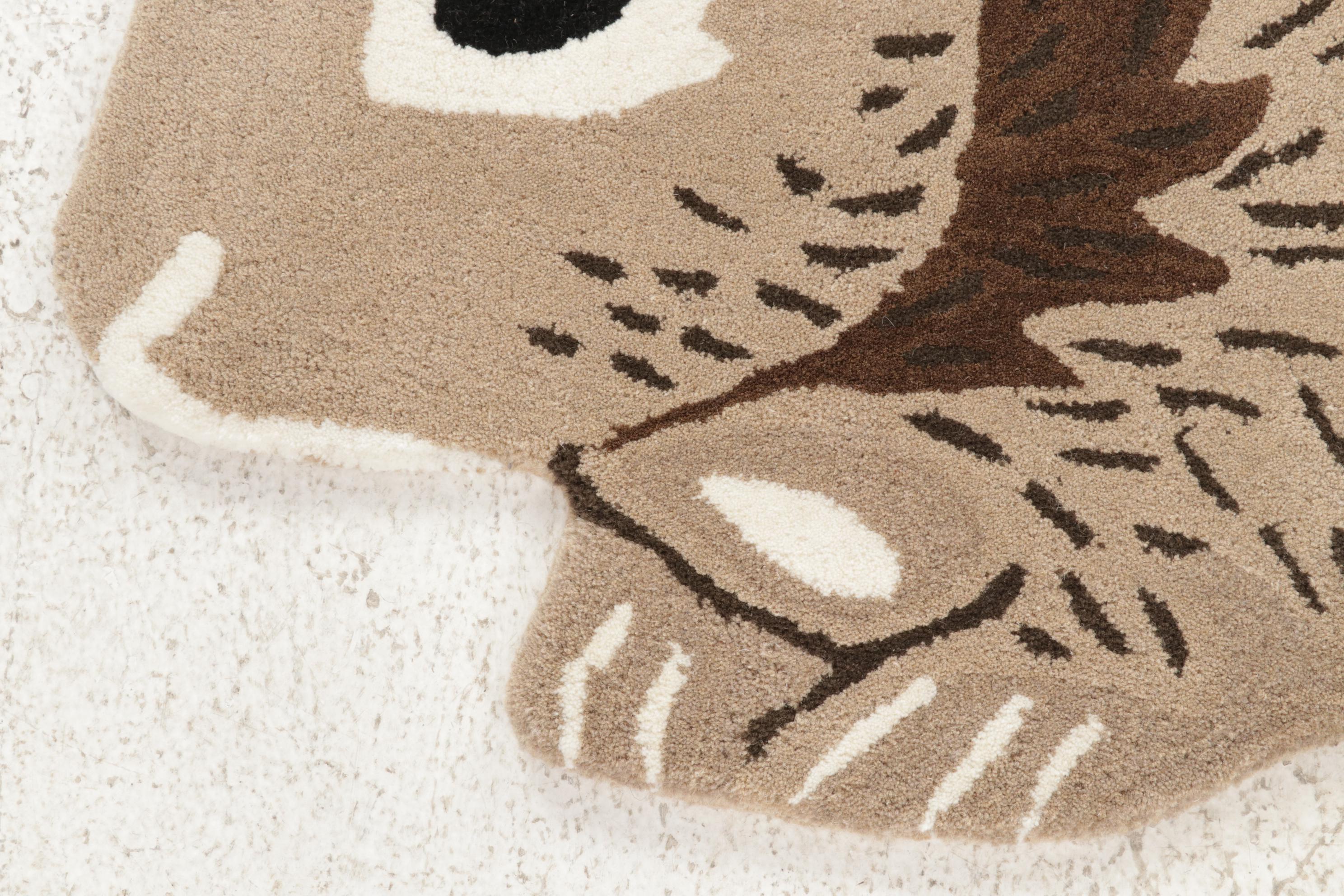 2' x 3' Hand-Tufted Bunny Rabbit Shaped Accent Rug | EBTH