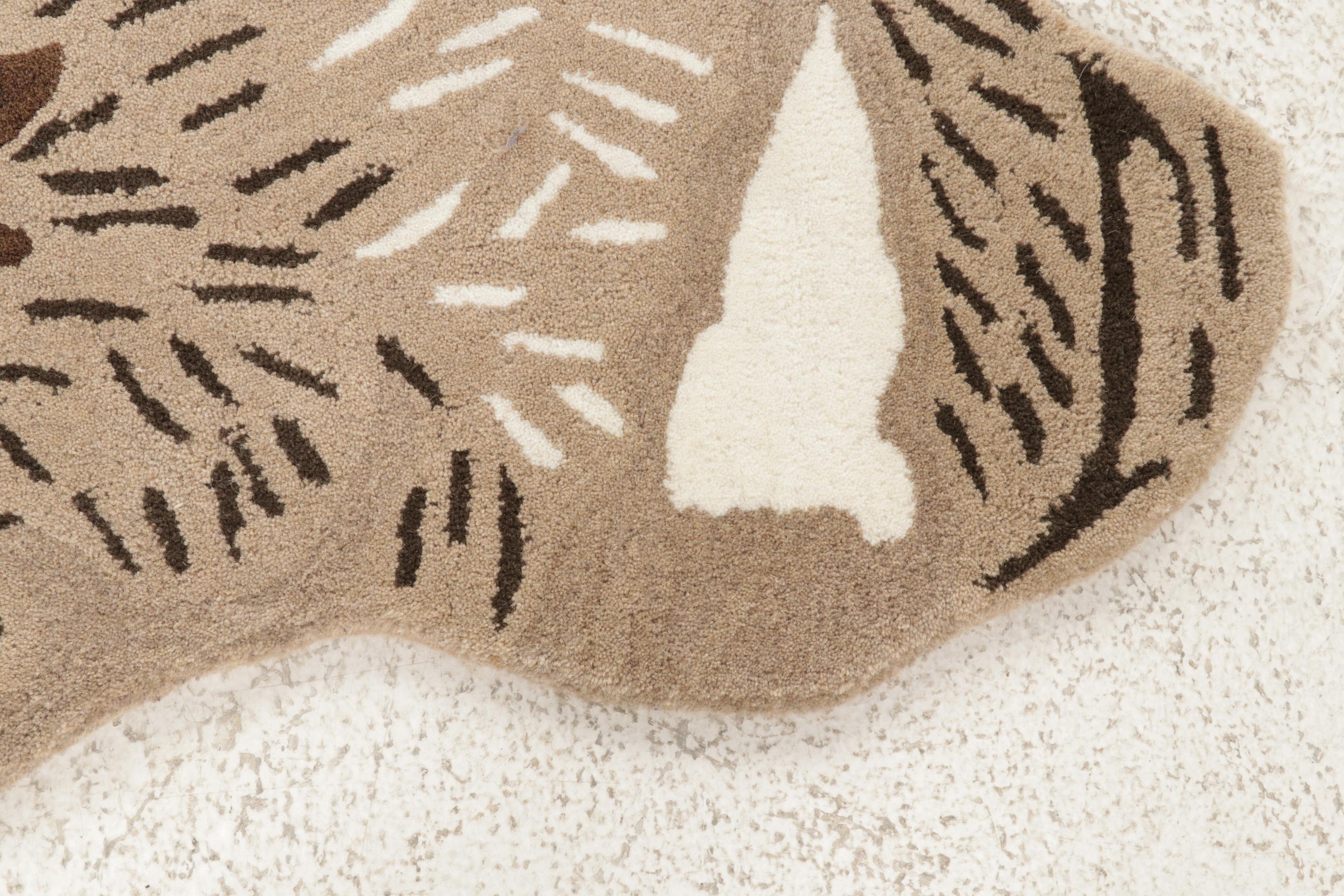 2' x 3' Hand-Tufted Bunny Rabbit Shaped Accent Rug | EBTH