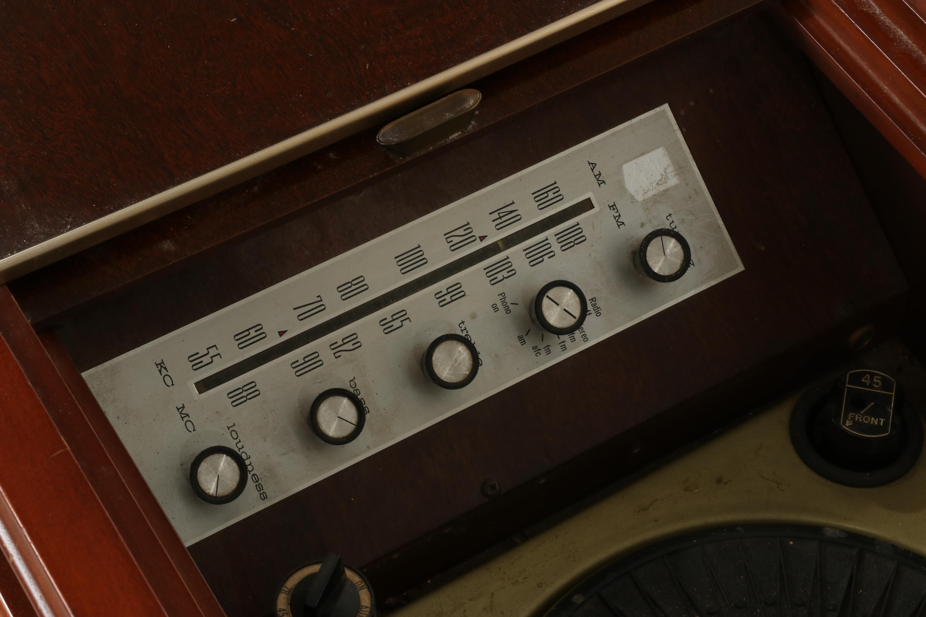 Magnavox Stereophonic Combination Turntable Cabinet With Speaker ...