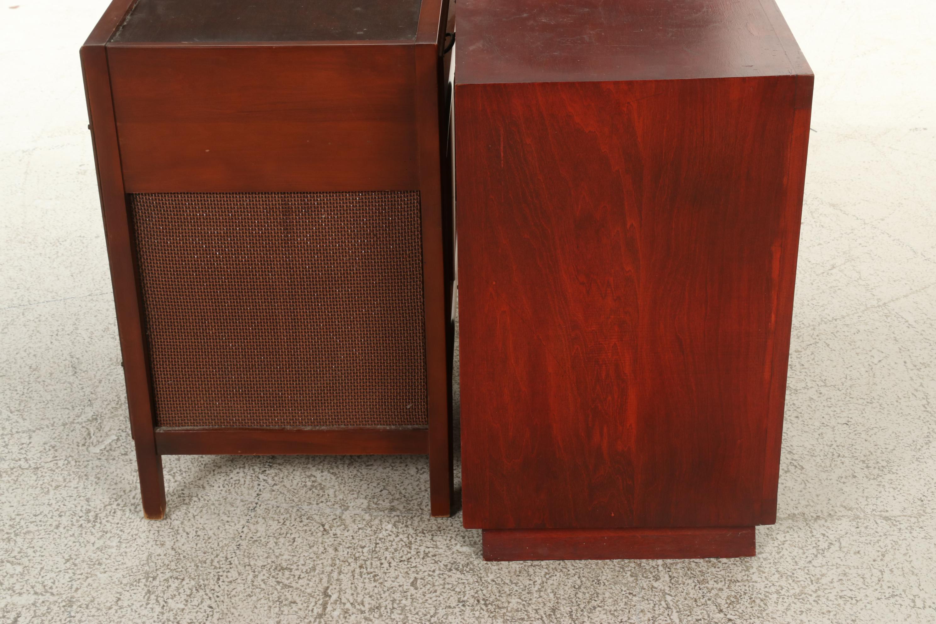 Magnavox Stereophonic Combination Turntable Cabinet With Speaker ...